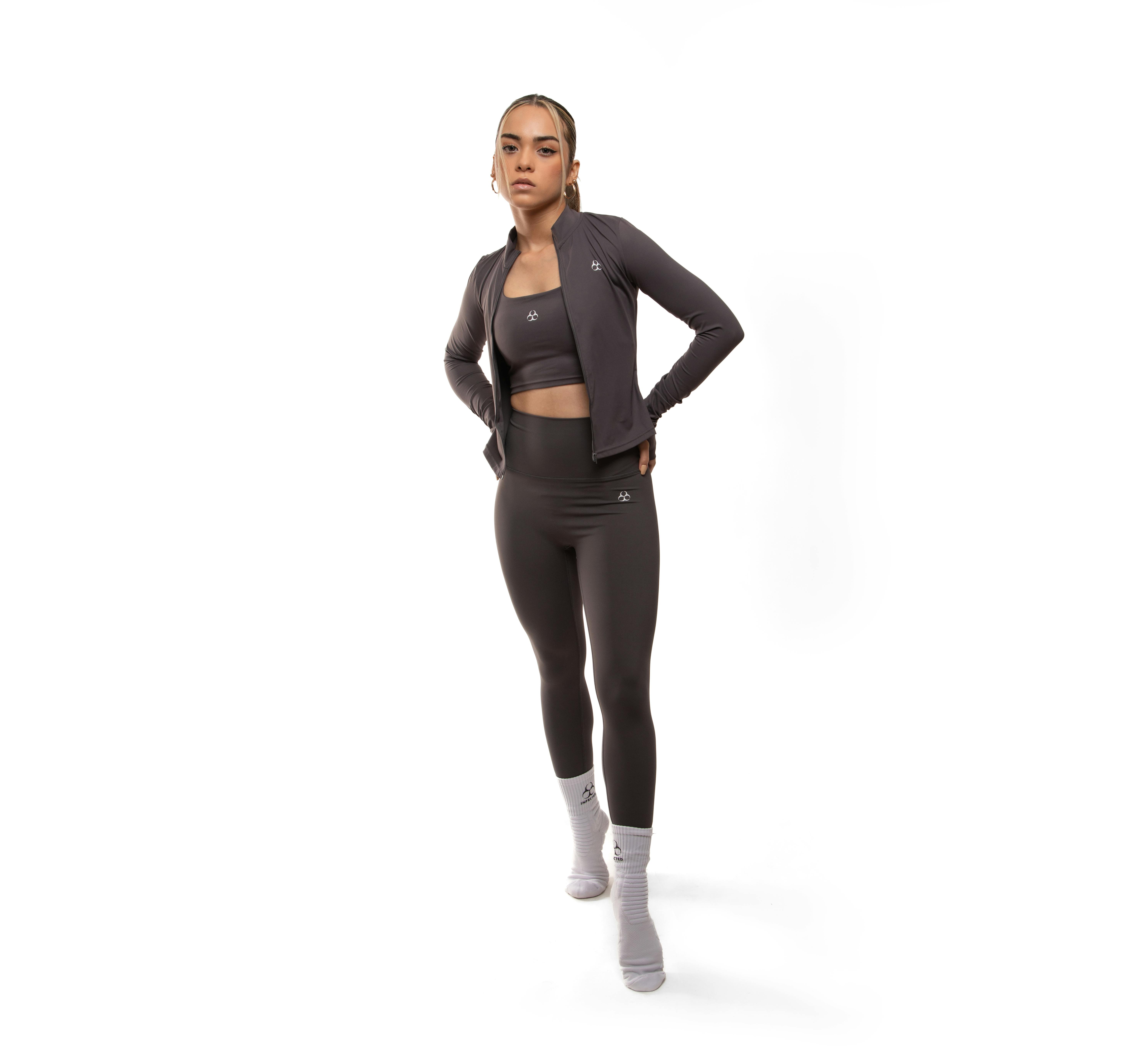 Modelo De Ropa Deportiva Moderna En Estudio · Foto de stock gratuita