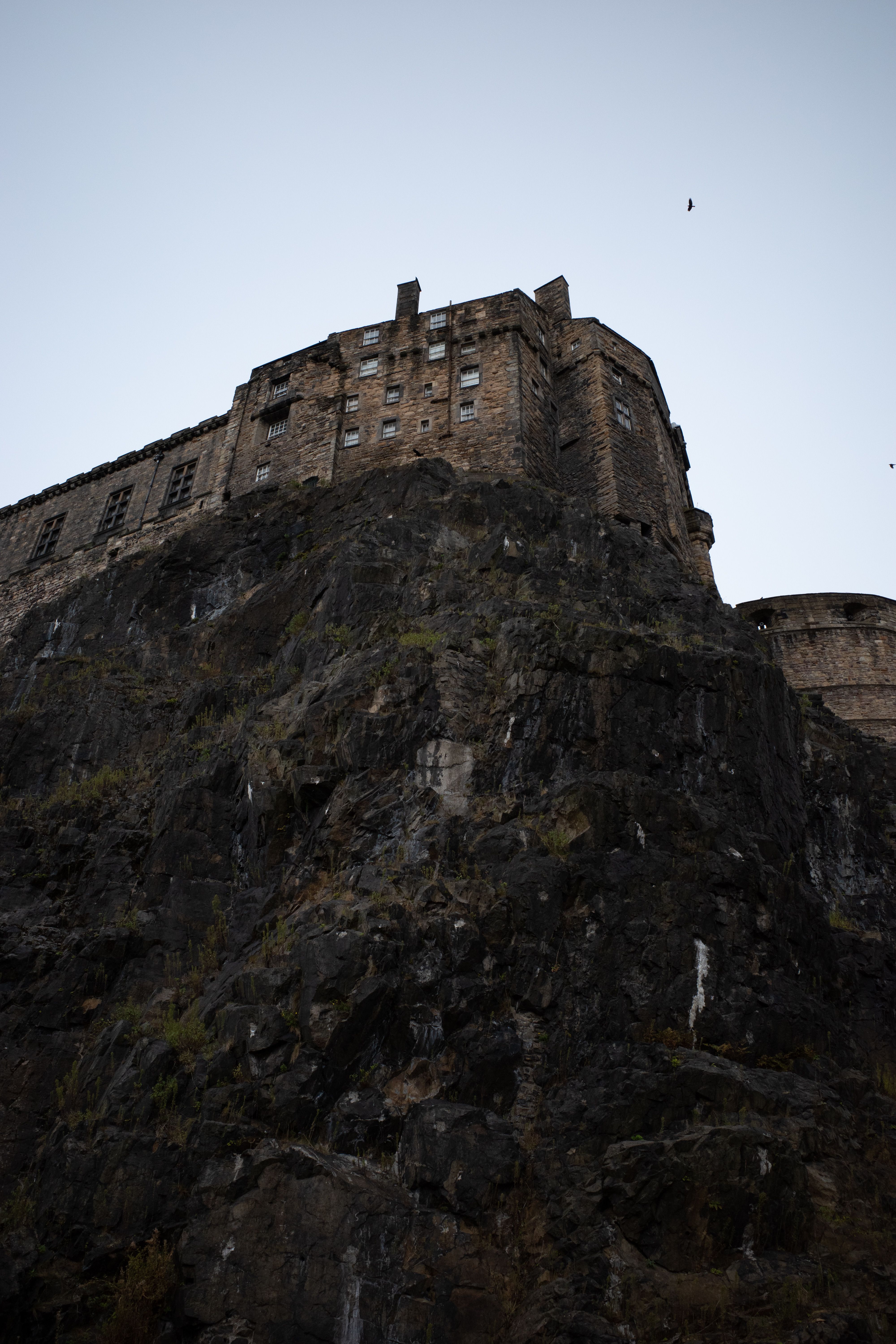 Majestic View of Edinburgh Castle's Cliffside · Free Stock Photo
