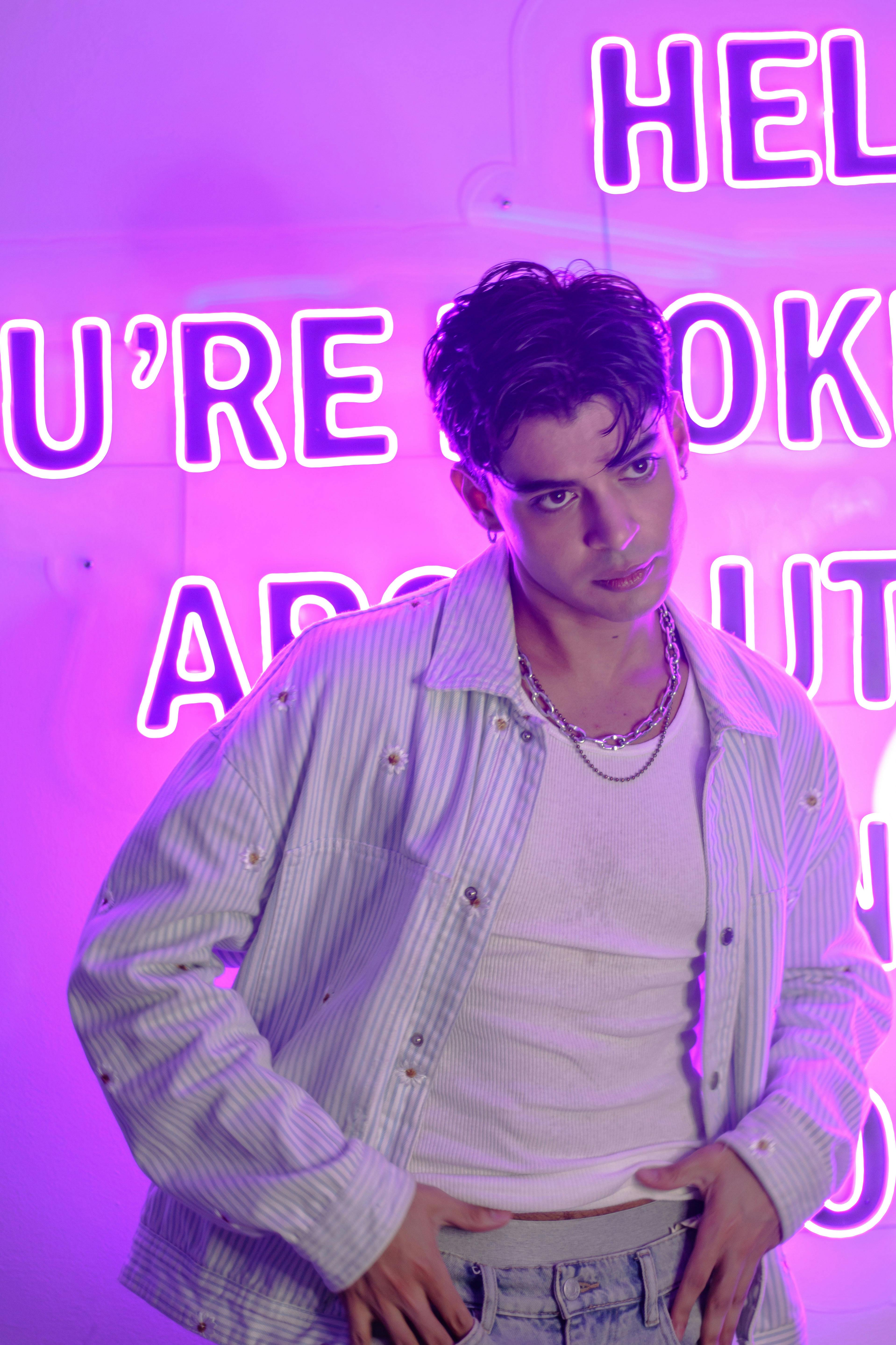 Joven Posando Con Letrero De Neón En Cdmx · Foto de stock gratuita