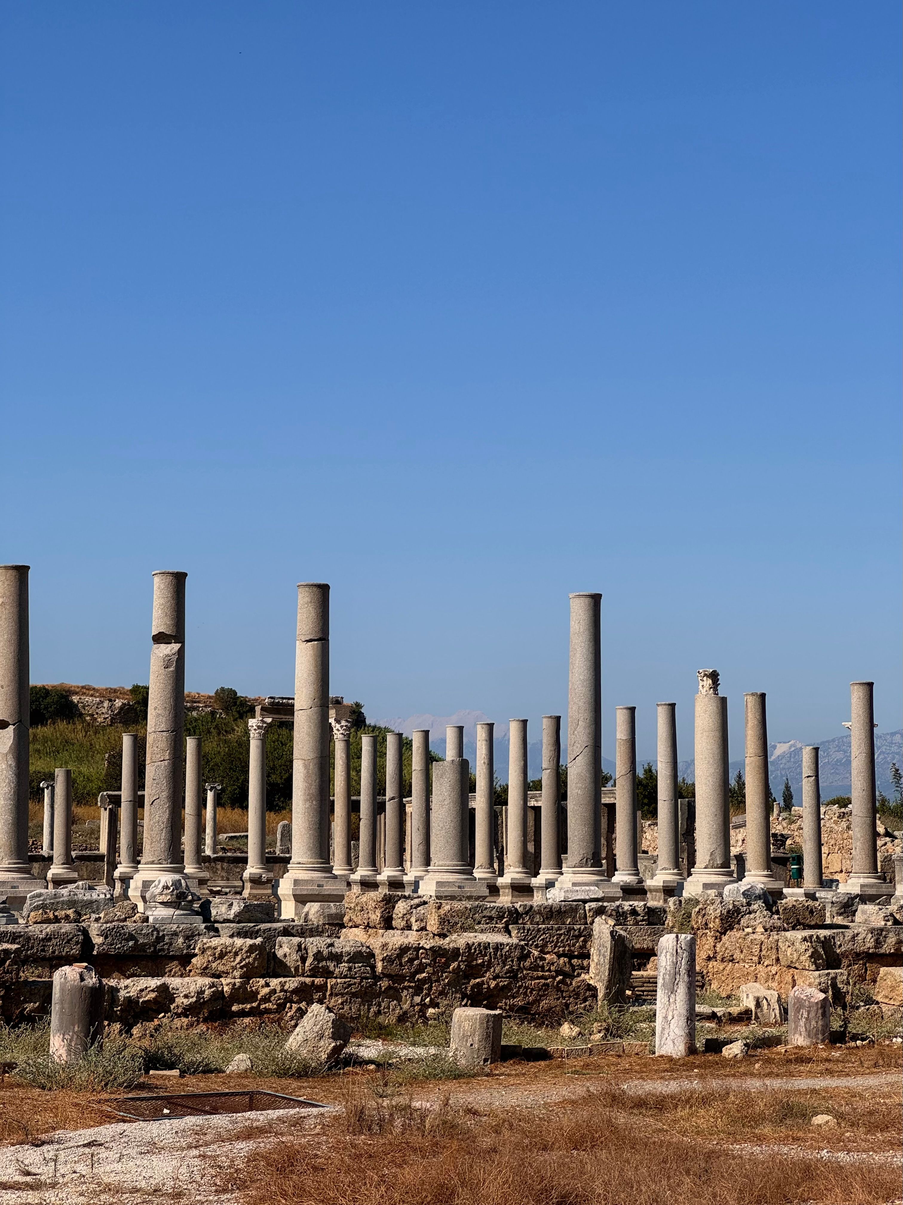 Ruinas Romanas Antiguas Con Columnas De Piedra Bajo Un Cielo Azul ...