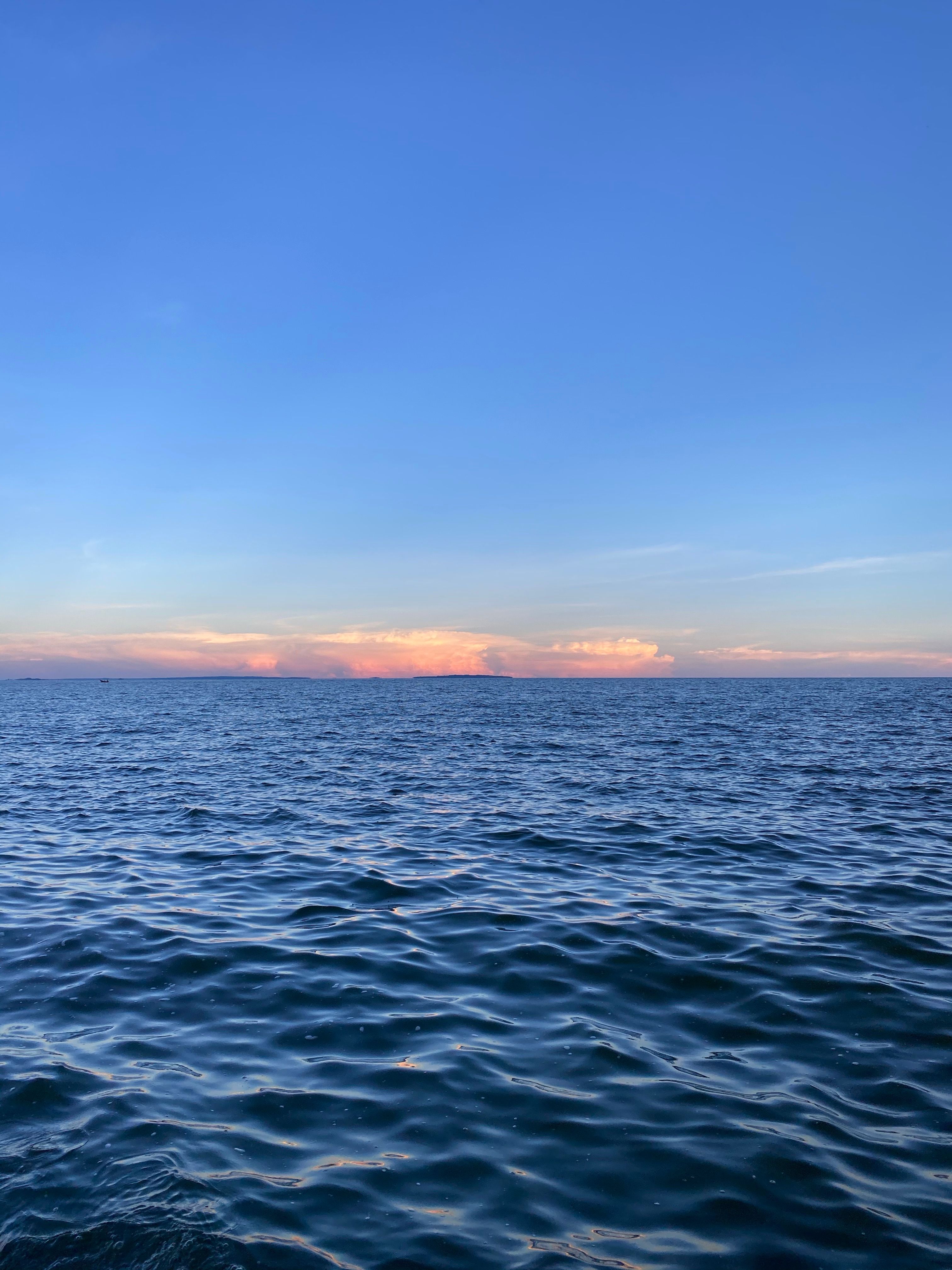Tranquilo Horizonte Oceánico Bajo Un Cielo Azul · Foto de stock gratuita