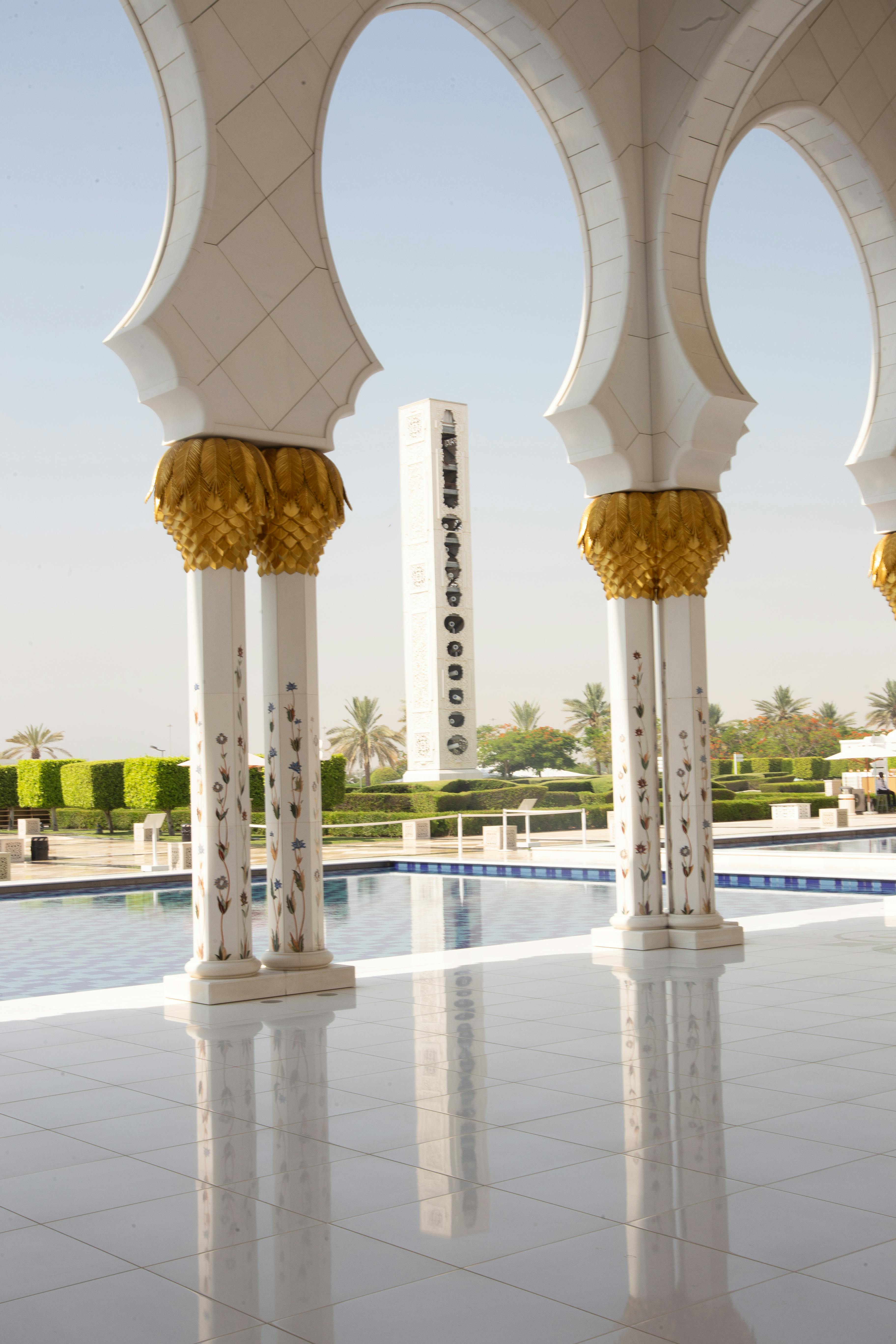 Grand Mosque Architecture with Majestic Columns · Free Stock Photo