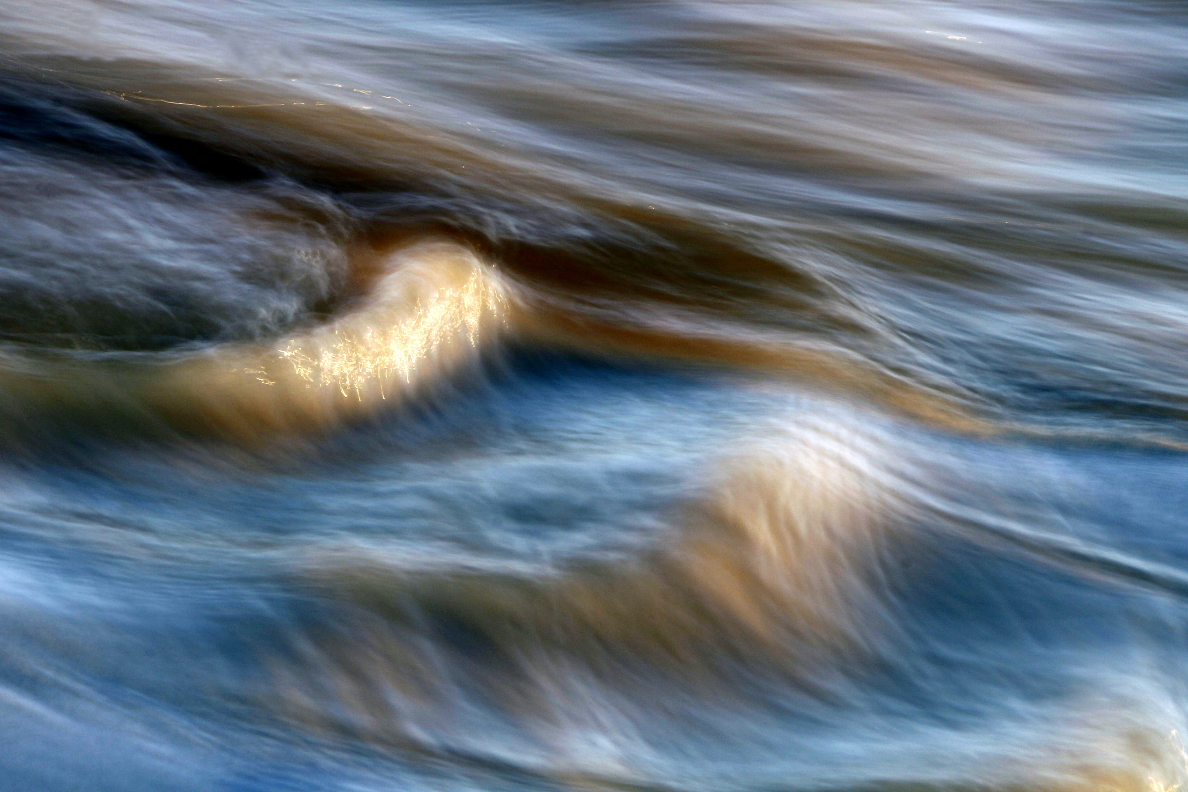 Abstract Ocean Waves in Motion at Sunrise · Free Stock Photo