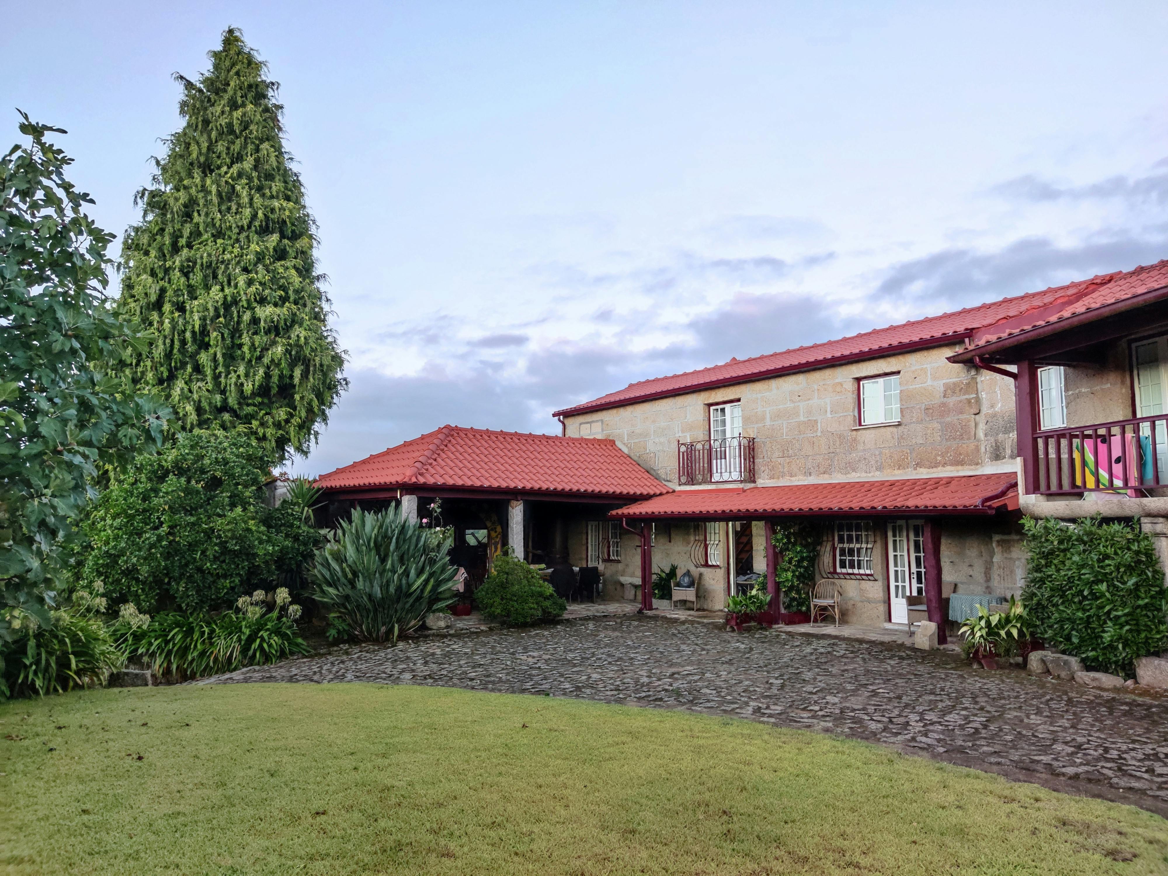 Rumah Batu Menawan Dengan Atap Merah Dikelilingi Alam · Foto Stok Gratis