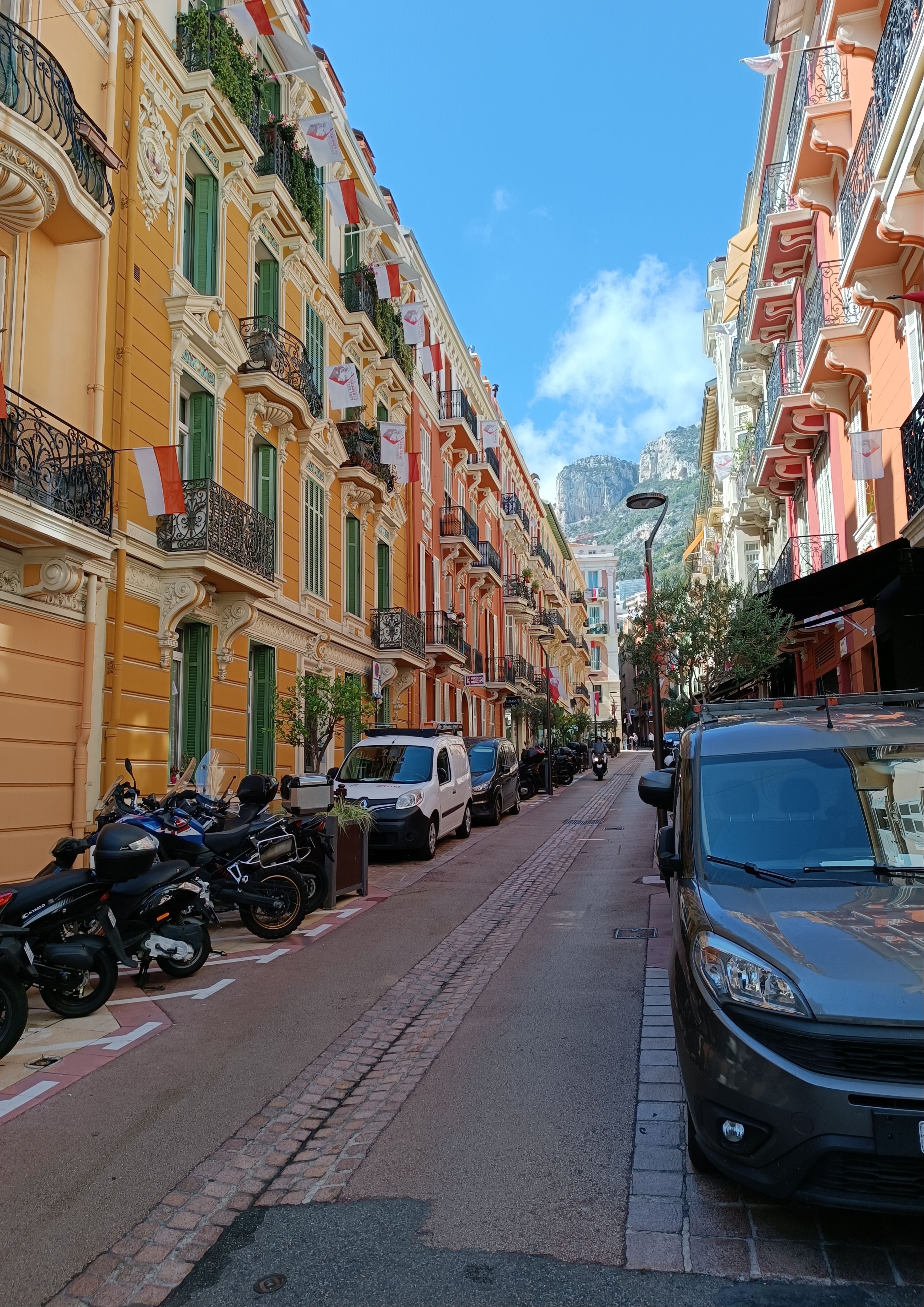 Charming Mediterranean Street with Vibrant Buildings · Free Stock Photo