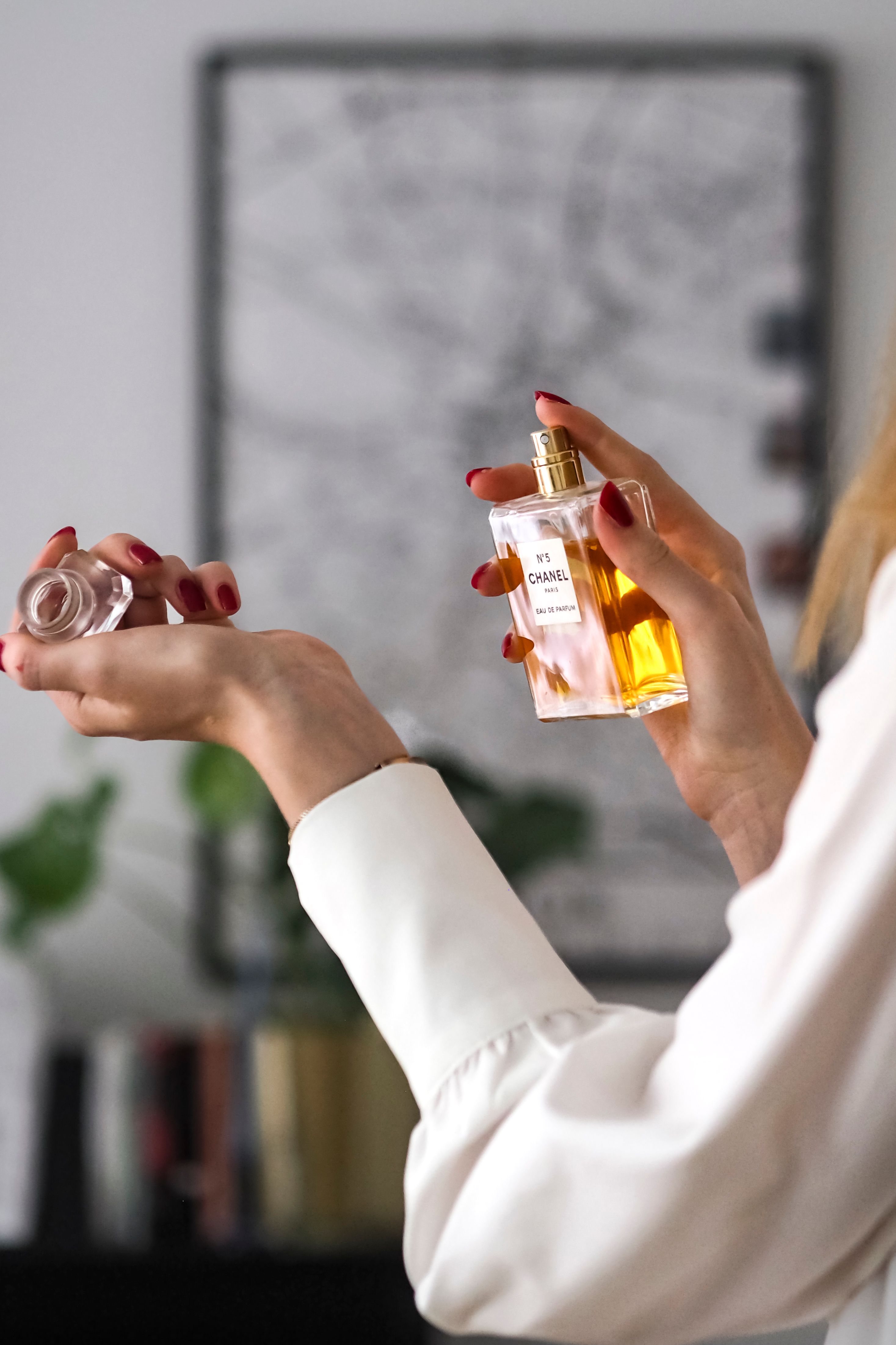 Mujer Elegante Aplicándose Un Perfume De Lujo En El Interior · Foto de ...