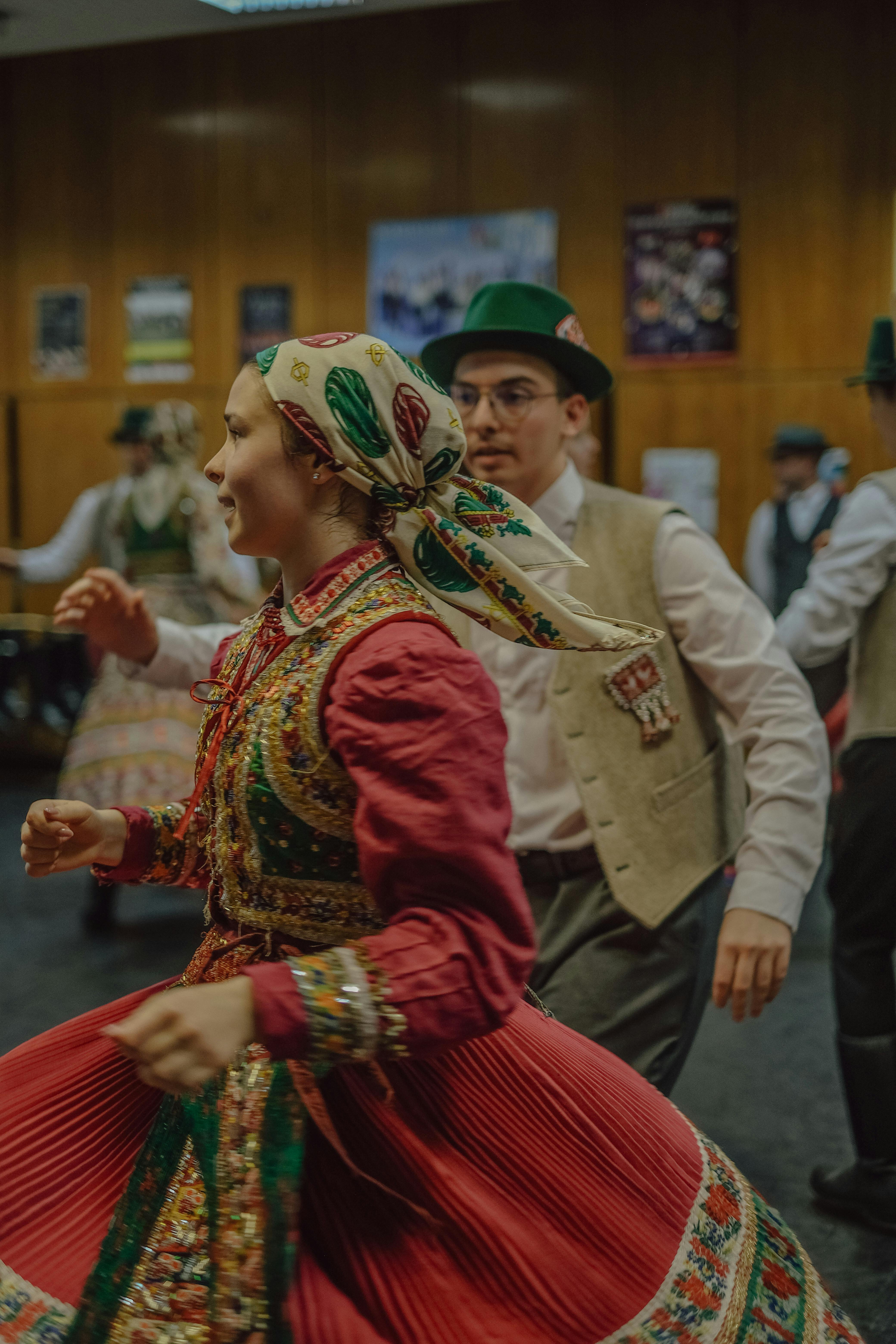 Celebración De Danza Folklórica Tradicional En Interiores · Foto de ...