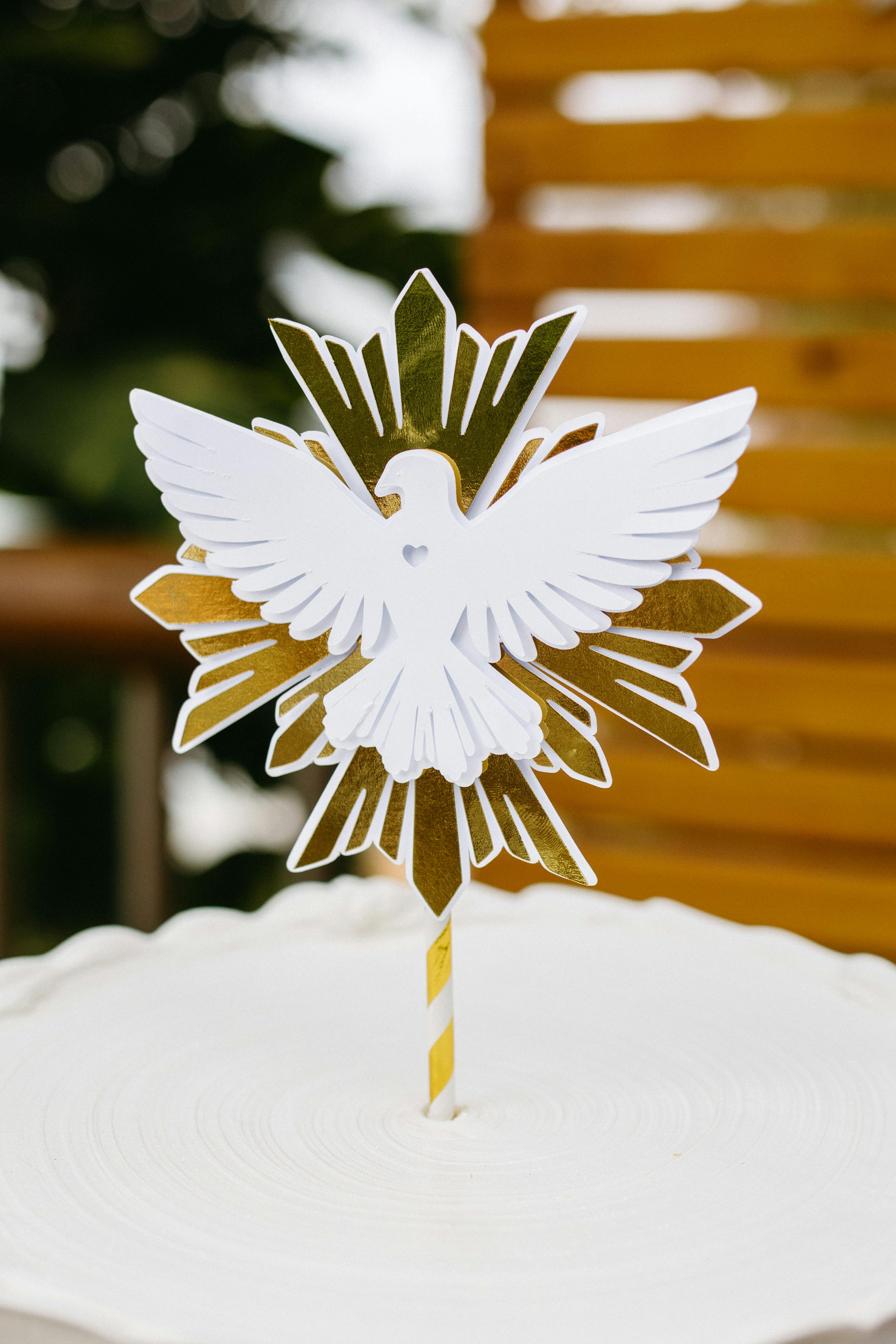 Elegant White Dove Cake Topper on Outdoor Table · Free Stock Photo