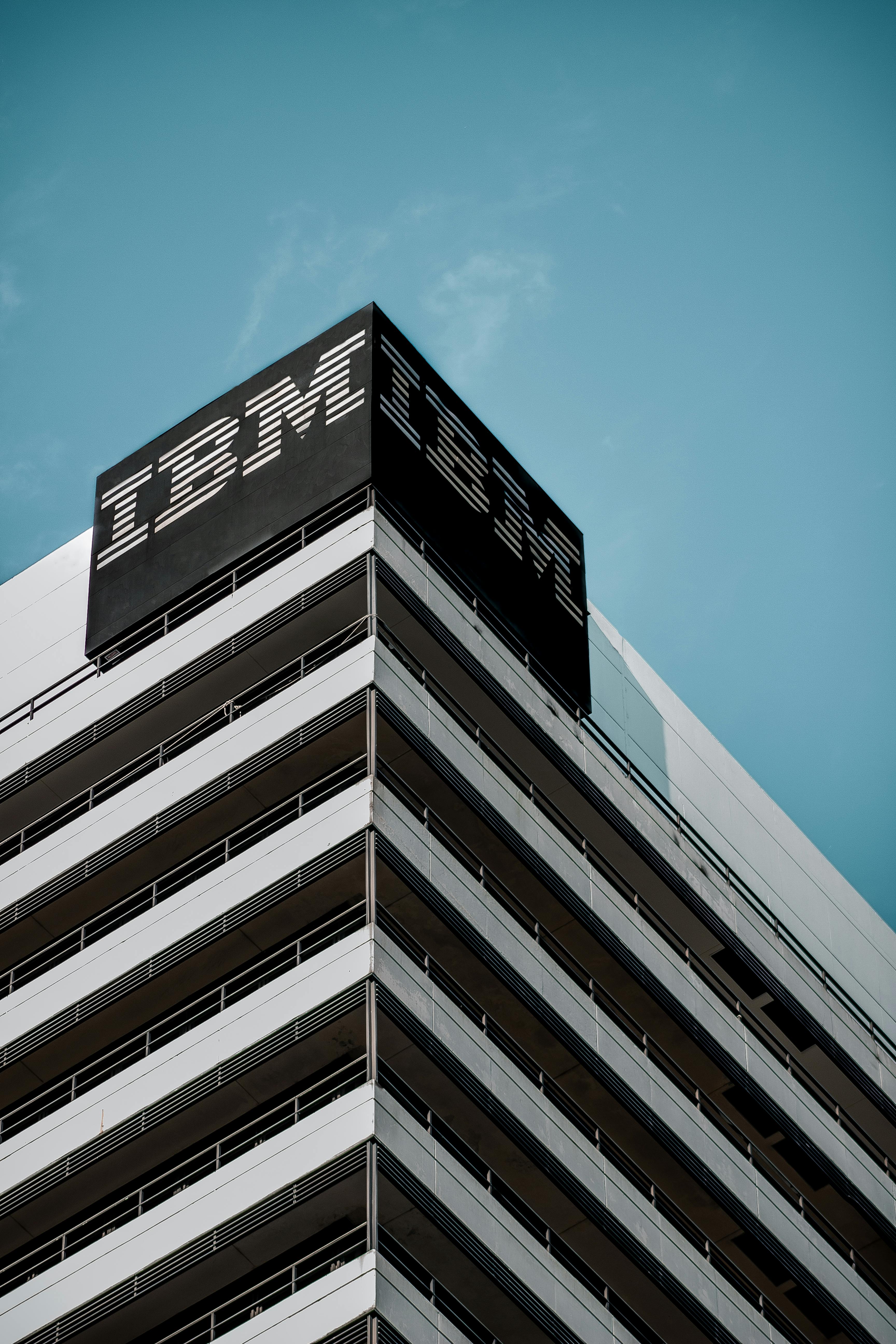 Edificio De Oficinas Moderno Con El Logotipo De Ibm · Foto de stock ...
