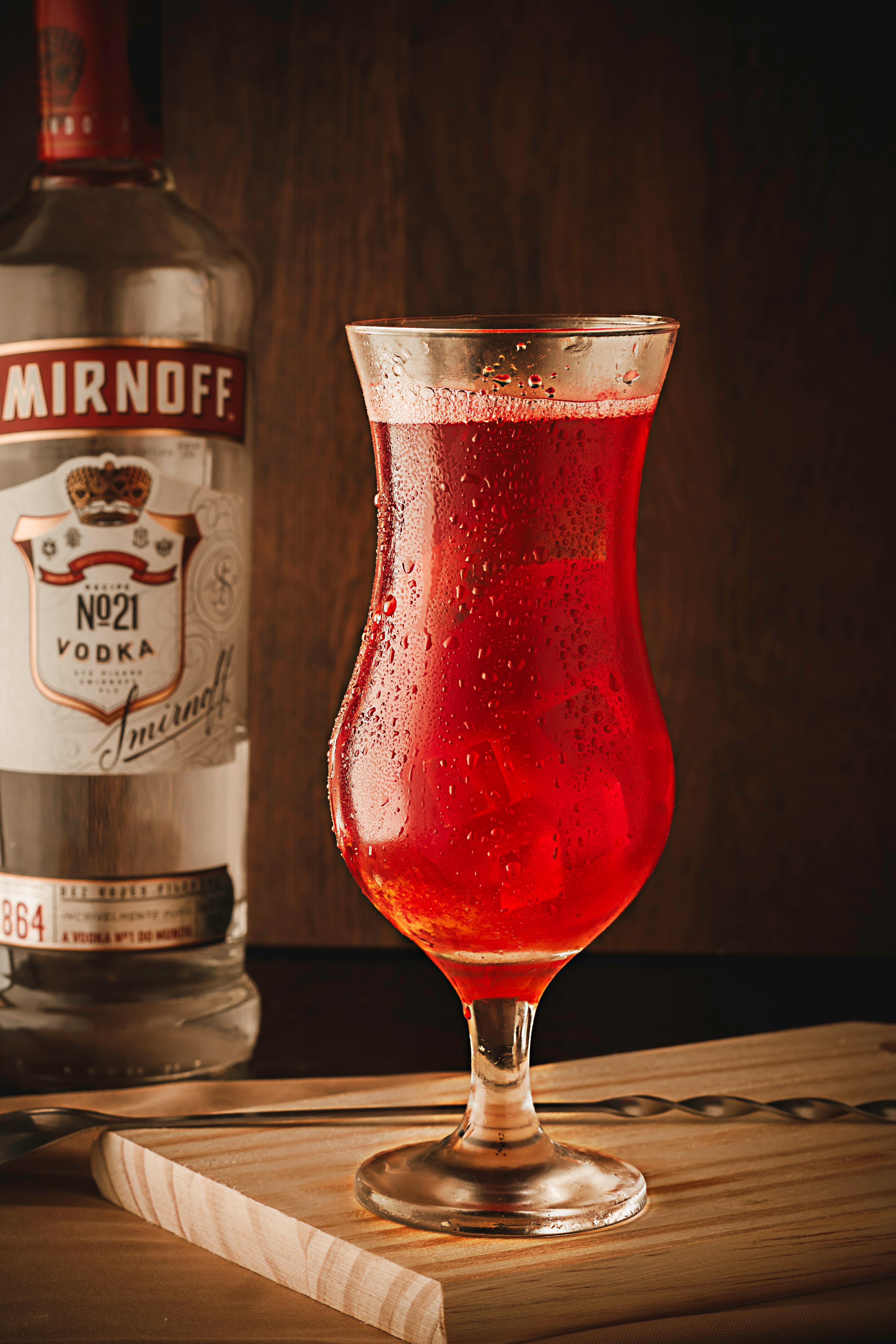 Refrescante Cóctel Rojo Con Fondo De Vodka · Foto de stock gratuita