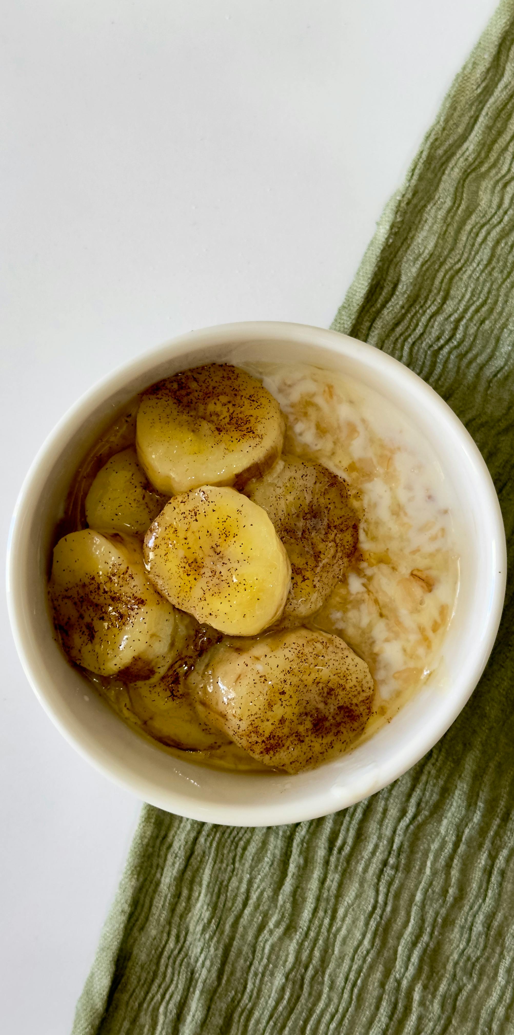 Semangkuk Sarapan Oatmeal Pisang Kayu Manis Yang Lezat · Foto Stok Gratis