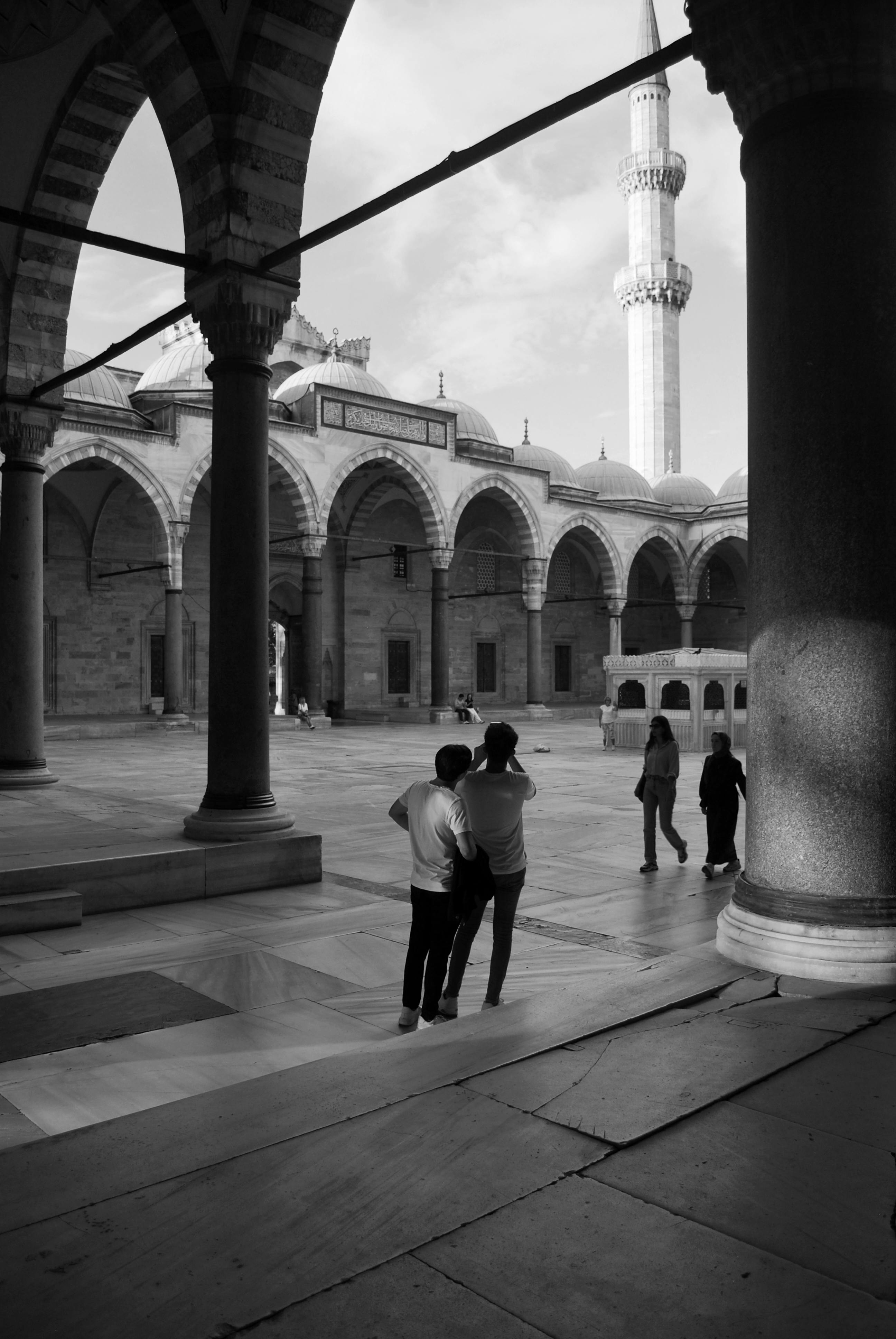 Keindahan Arsitektur Halaman Masjid Bersejarah · Foto Stok Gratis