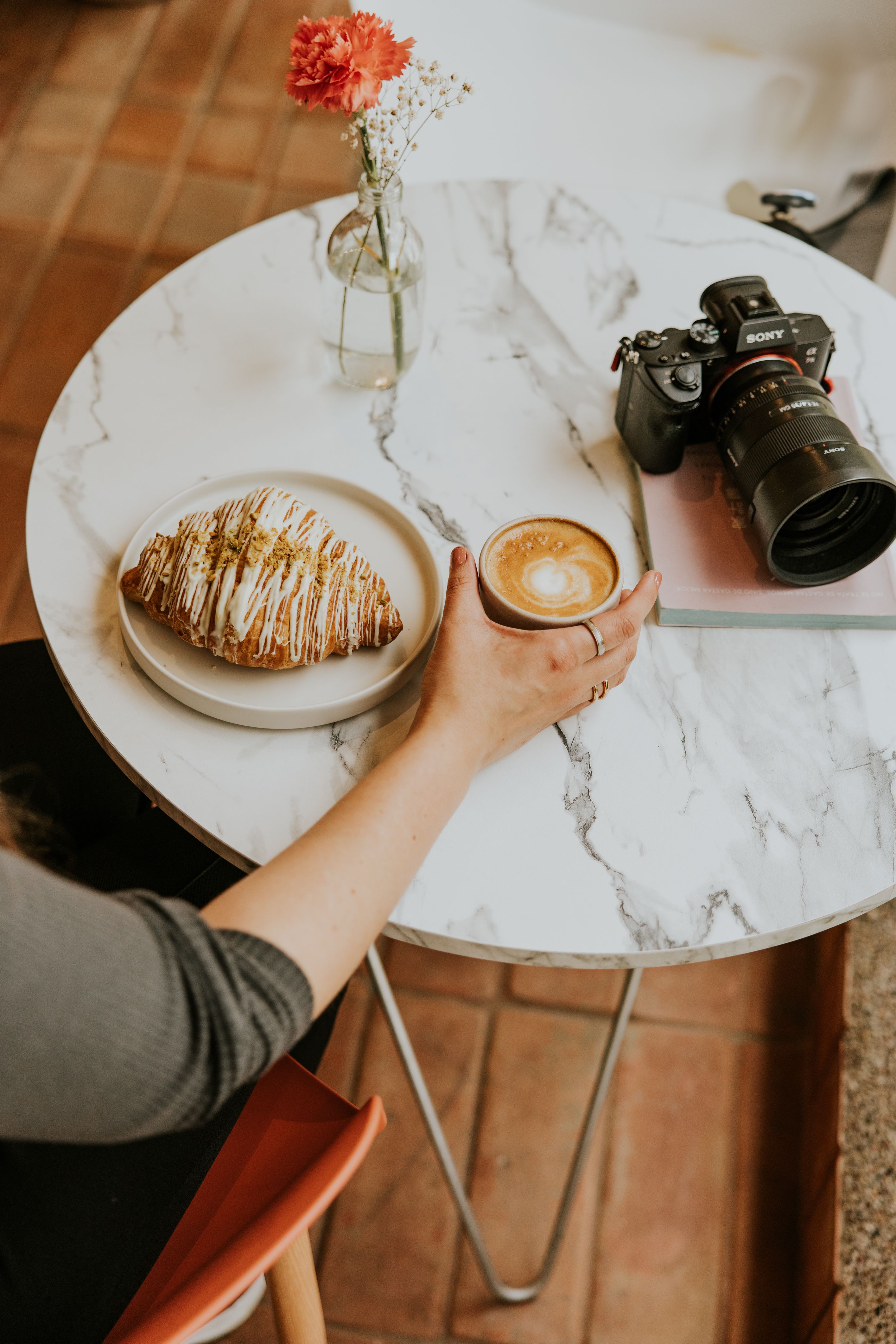 Cena De Café Aconchegante Com Café E Croissant · Foto profissional gratuita
