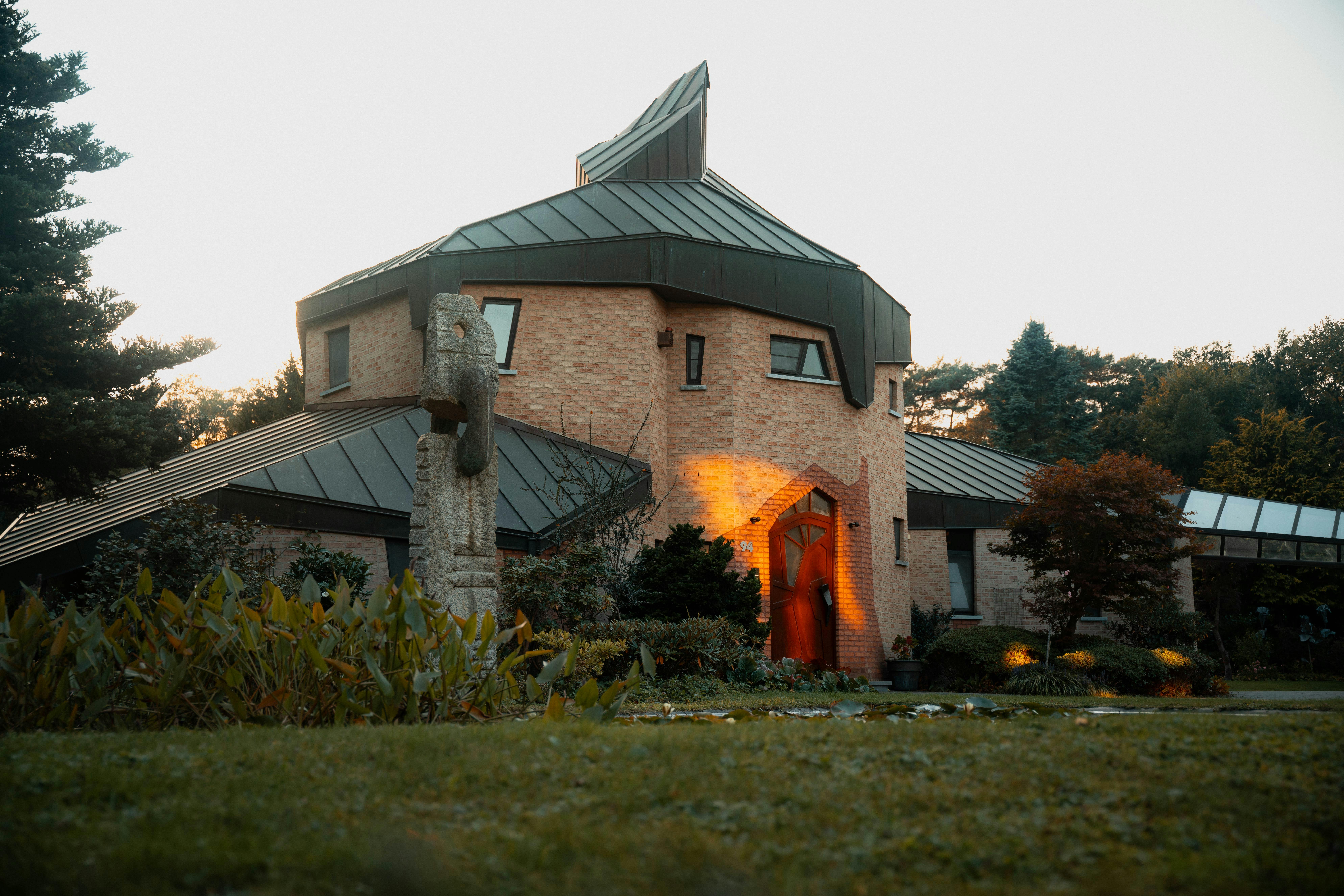 Unique Modern House with Artistic Architecture · Free Stock Photo