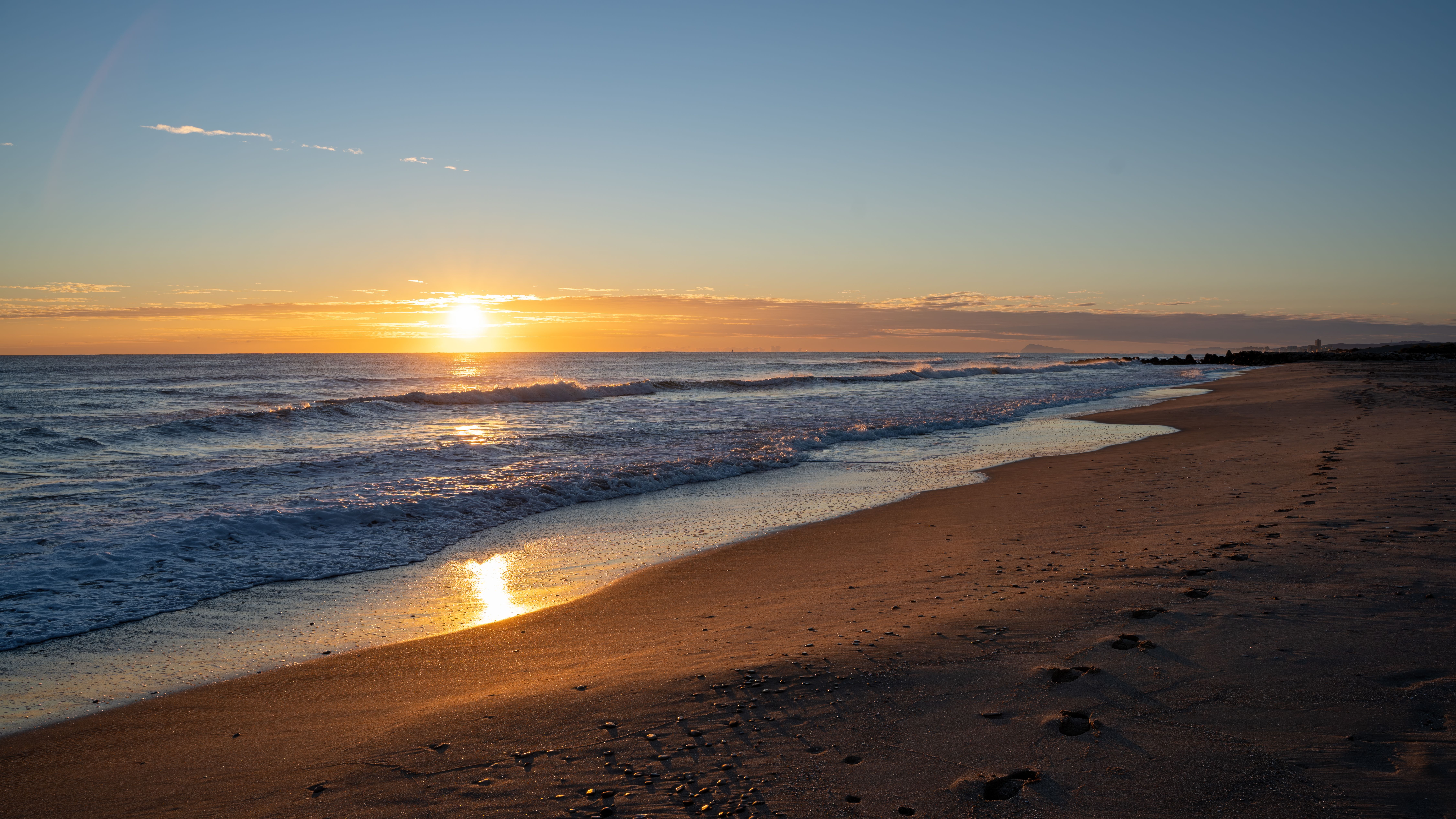 Serene Sunrise at Valencia Beachfront · Free Stock Photo