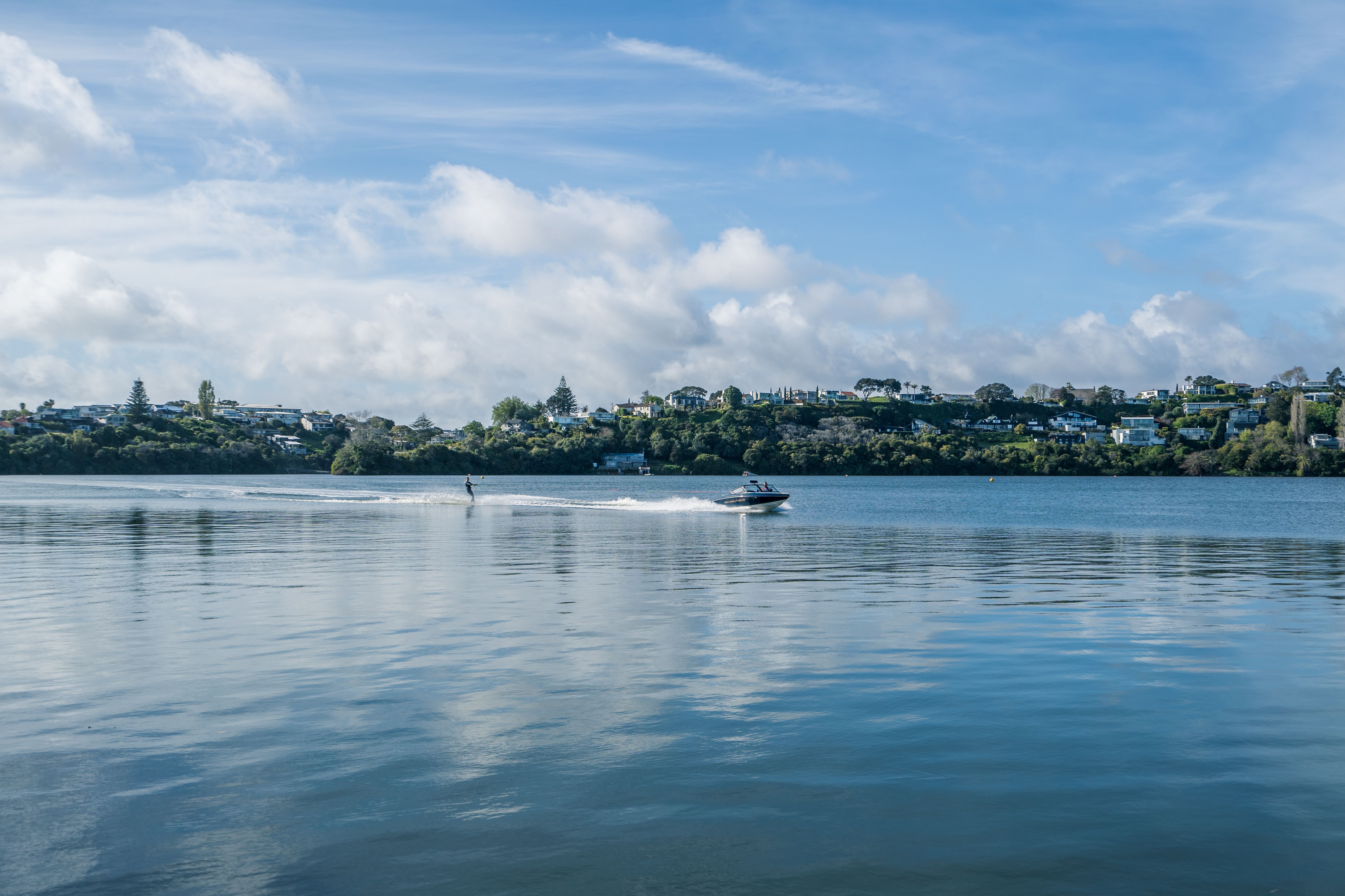 Scenic Waterskiing in Auckland's Natural Landscape · Free Stock Photo