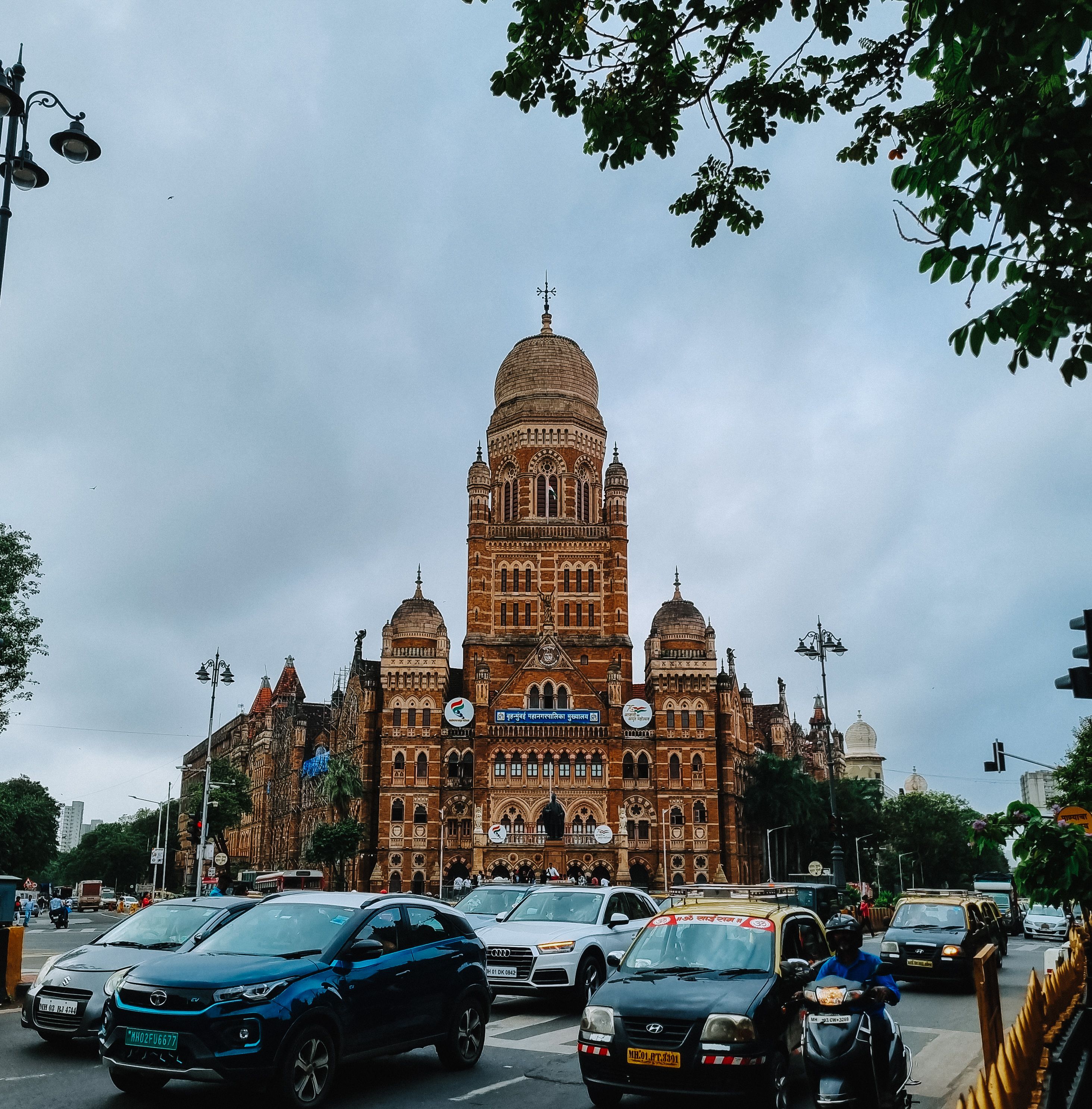 Iconic Mumbai Architecture with Traffic Scene · Free Stock Photo