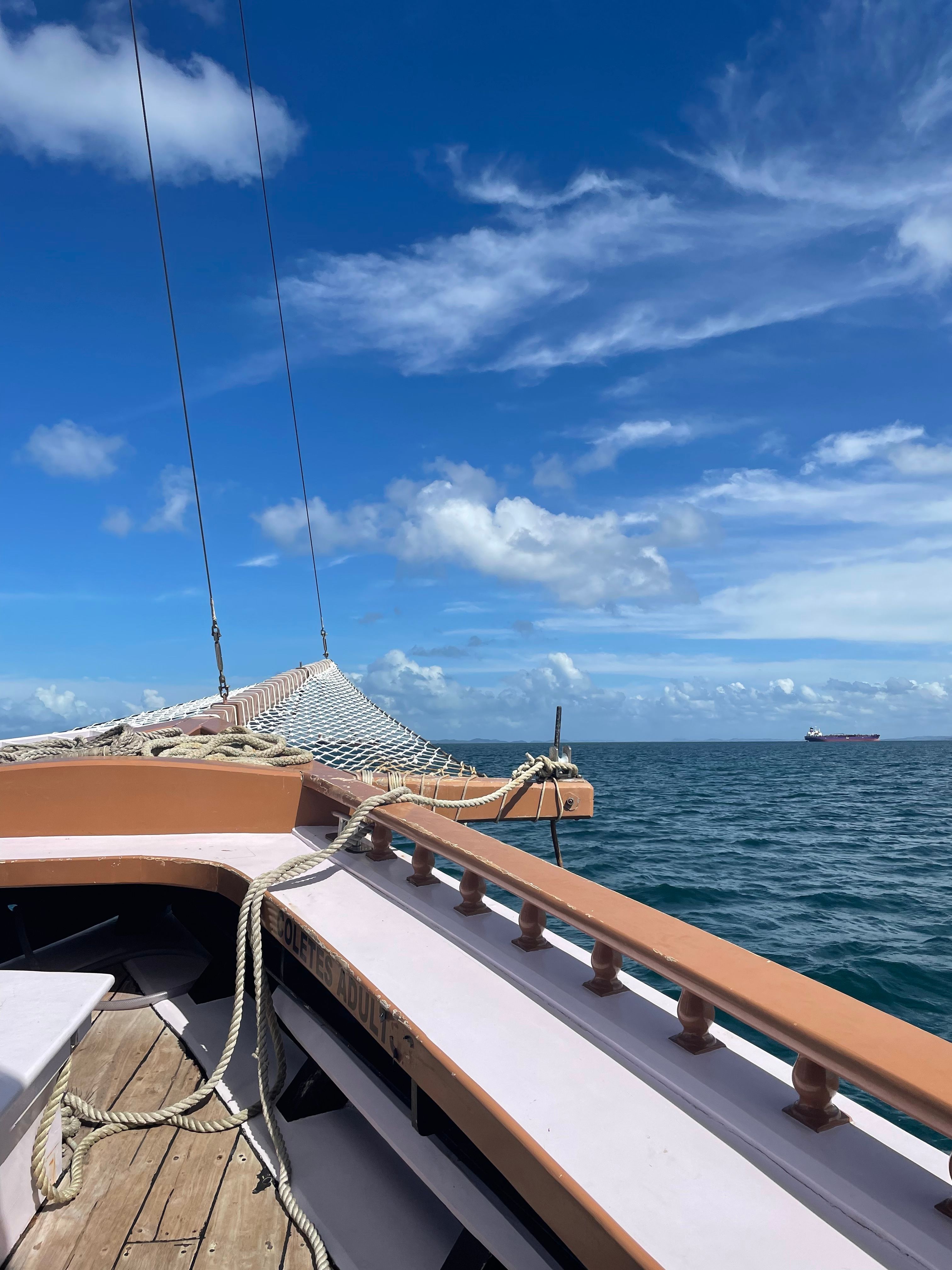 Barco De Vela En El Océano Bajo Un Cielo Azul Claro · Foto de stock ...