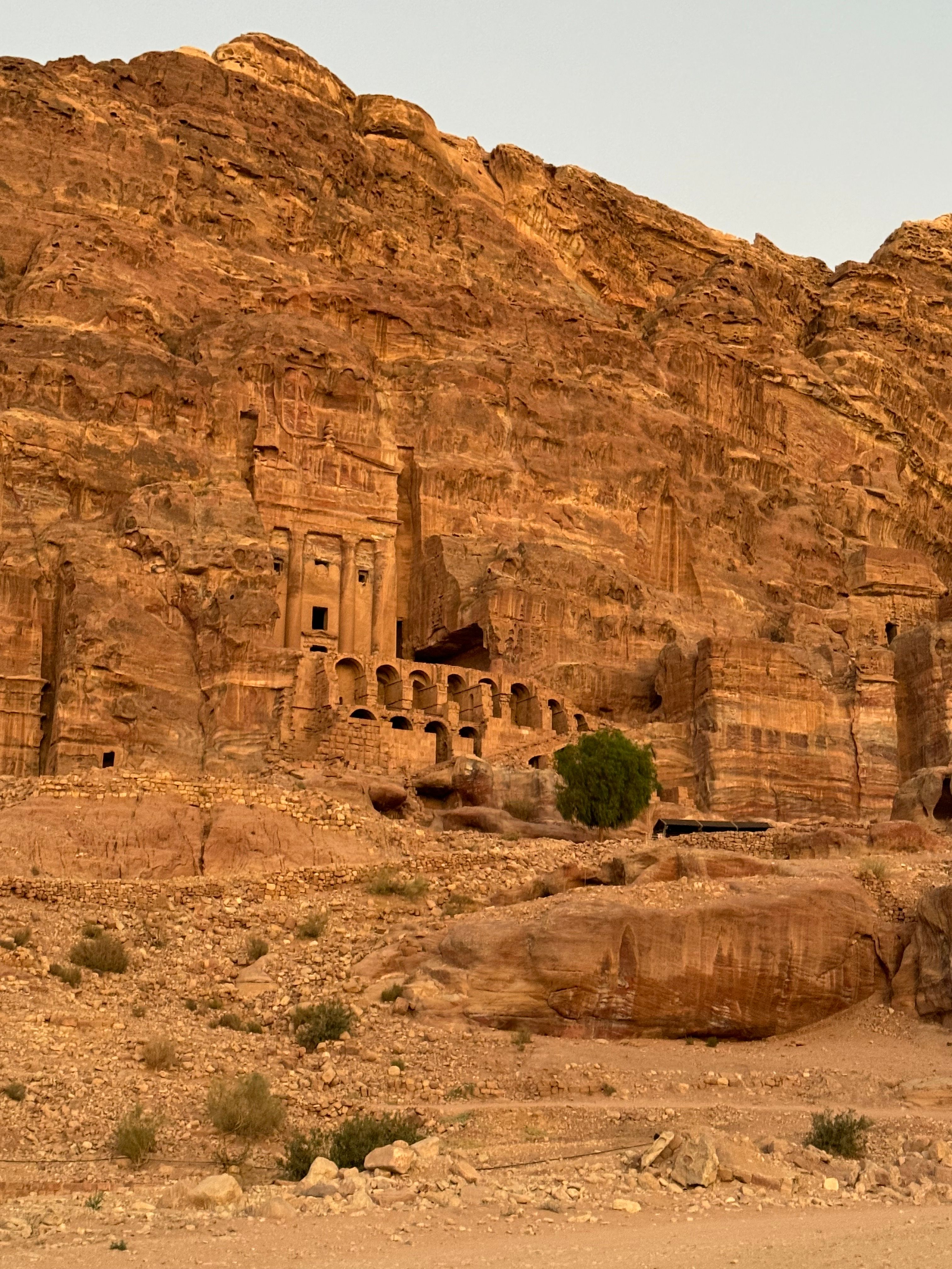 La Antigua Arquitectura Excavada En La Roca De Petra, Jordania · Foto ...