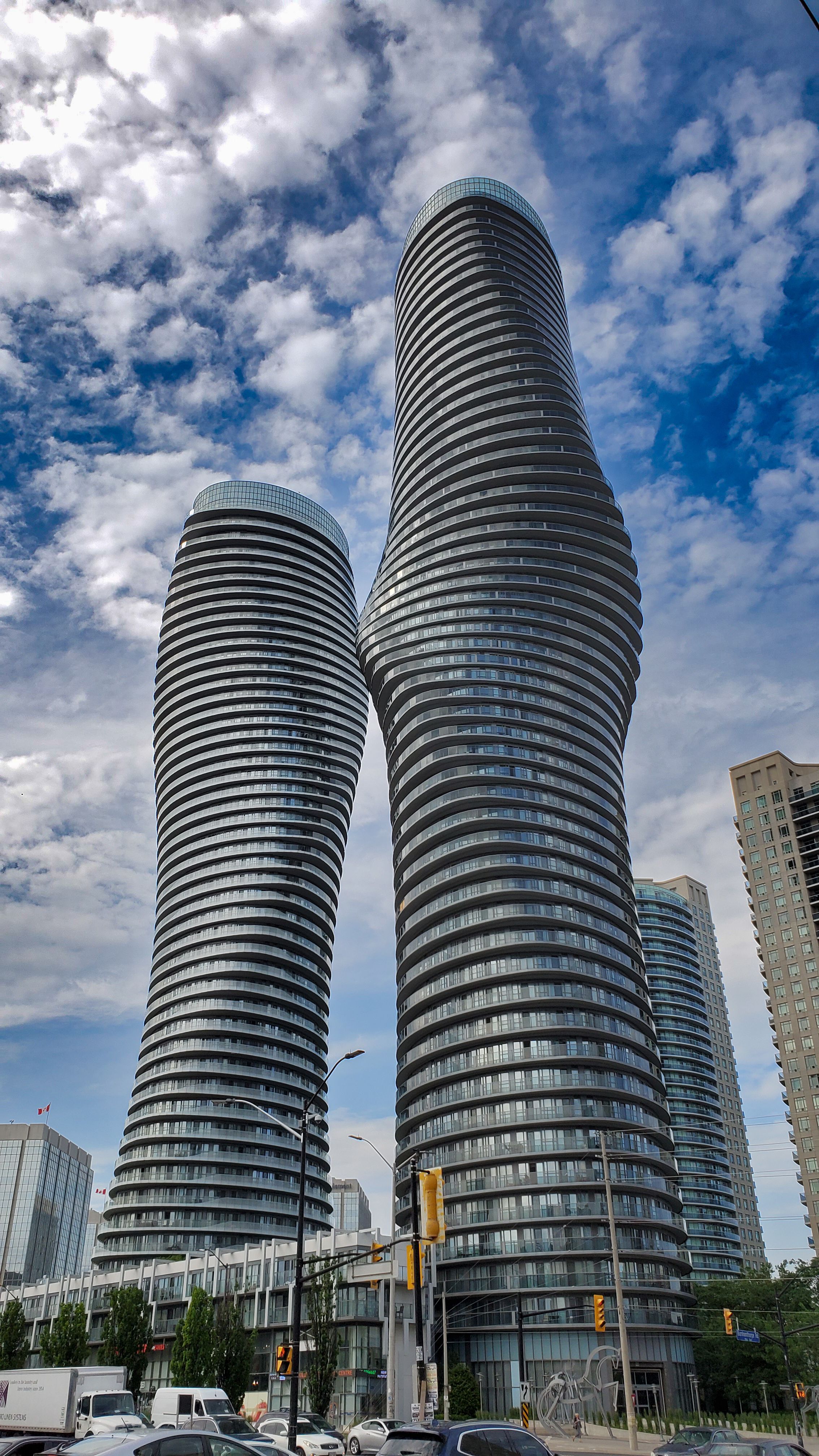 Las Emblemáticas Absolute Towers En El Horizonte De Mississauga · Foto ...