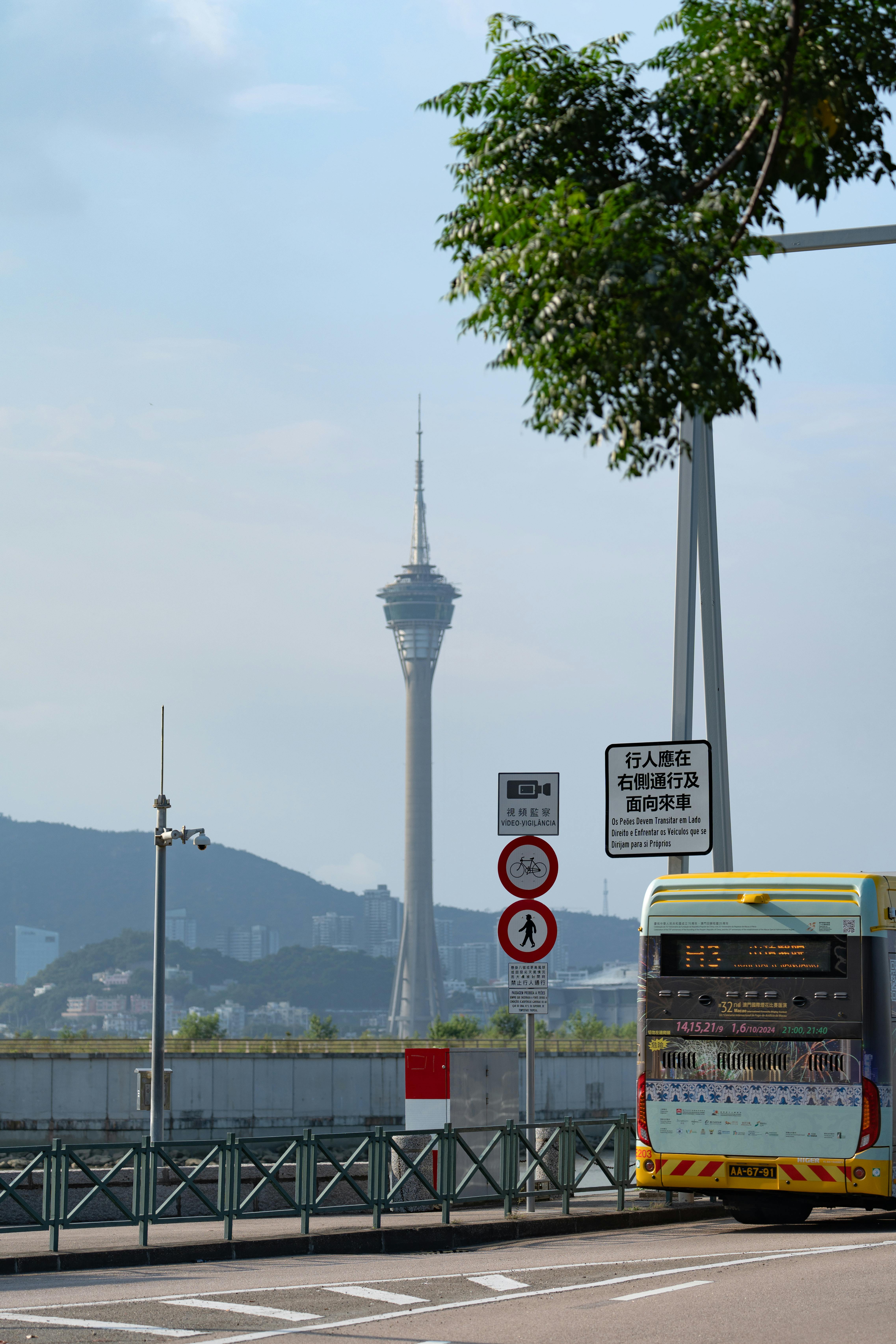 Vista Da Torre De Macau Com ônibus Urbanos E Placas De Rua · Foto ...