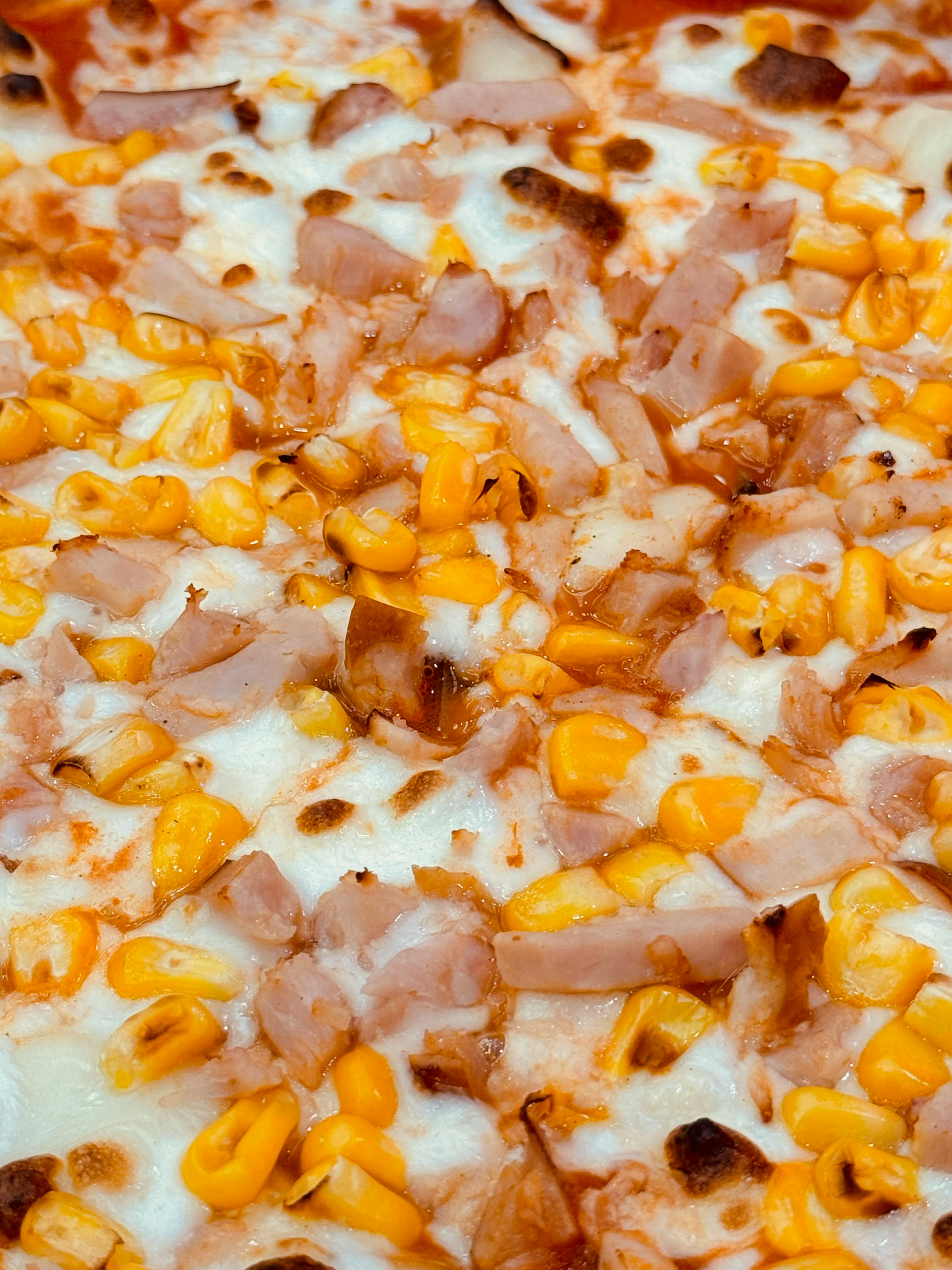 Delicioso Primer Plano De Una Porción De Pizza Con Maíz Y Jamón · Foto ...