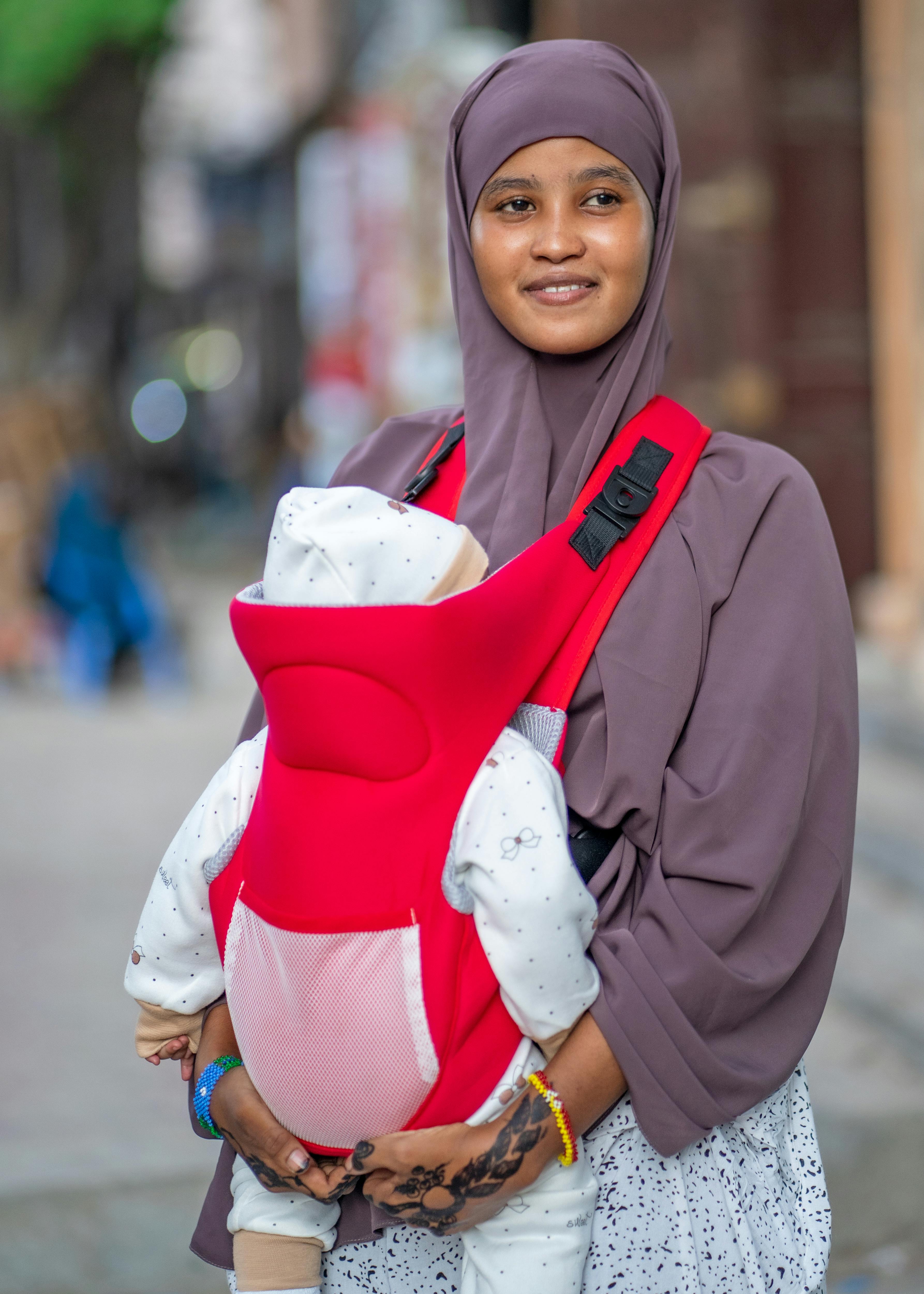Somali Mother with Baby in Mogadishu Street · Free Stock Photo