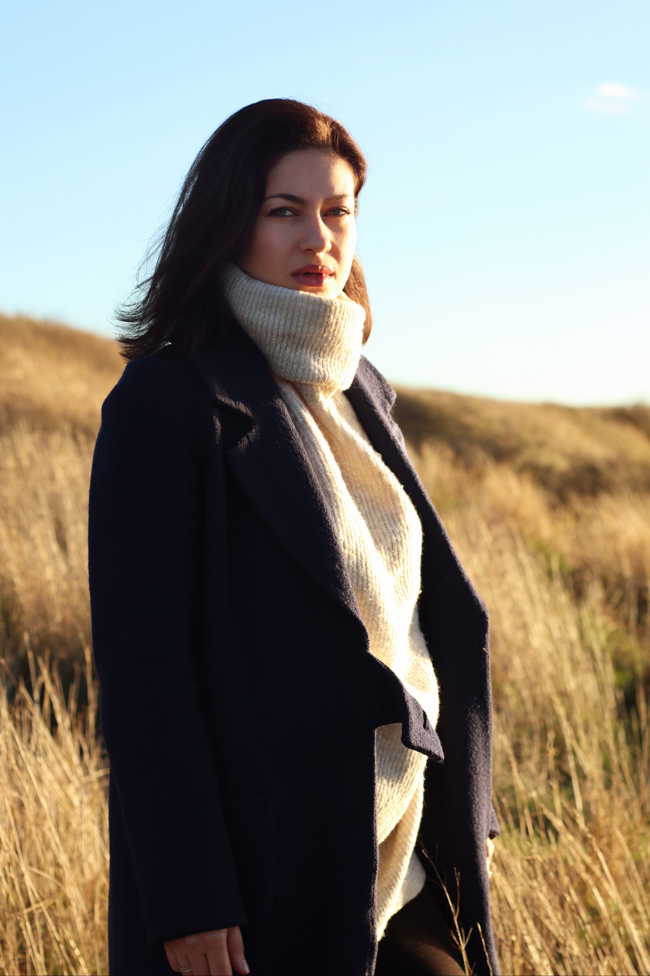 A Person Wearing Thin Cloths In Winter Photos, Download The BEST Free A ...