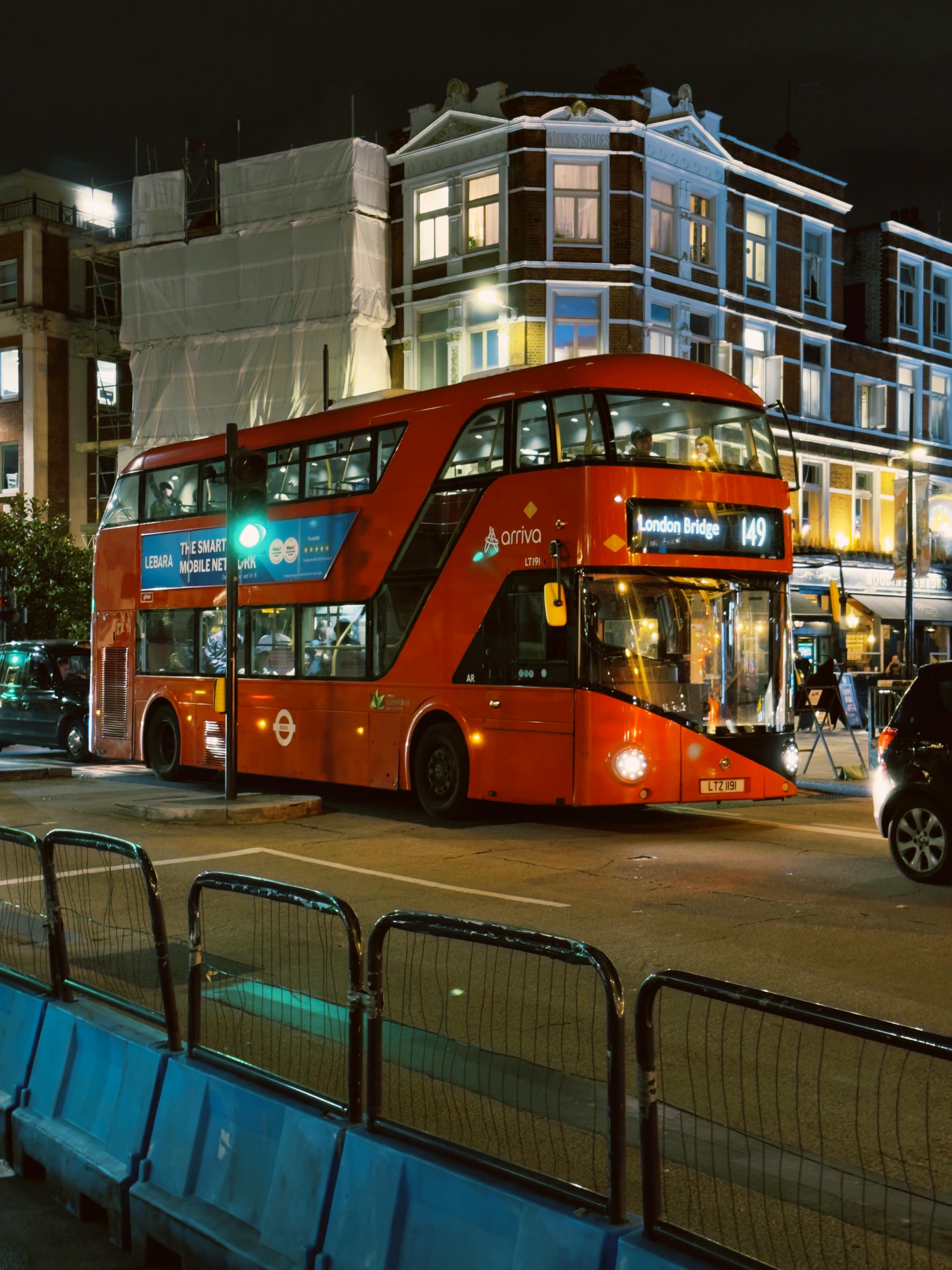 Photo Sélective D'un Bus à 2 étages à Proximité De Personnes · Photo ...