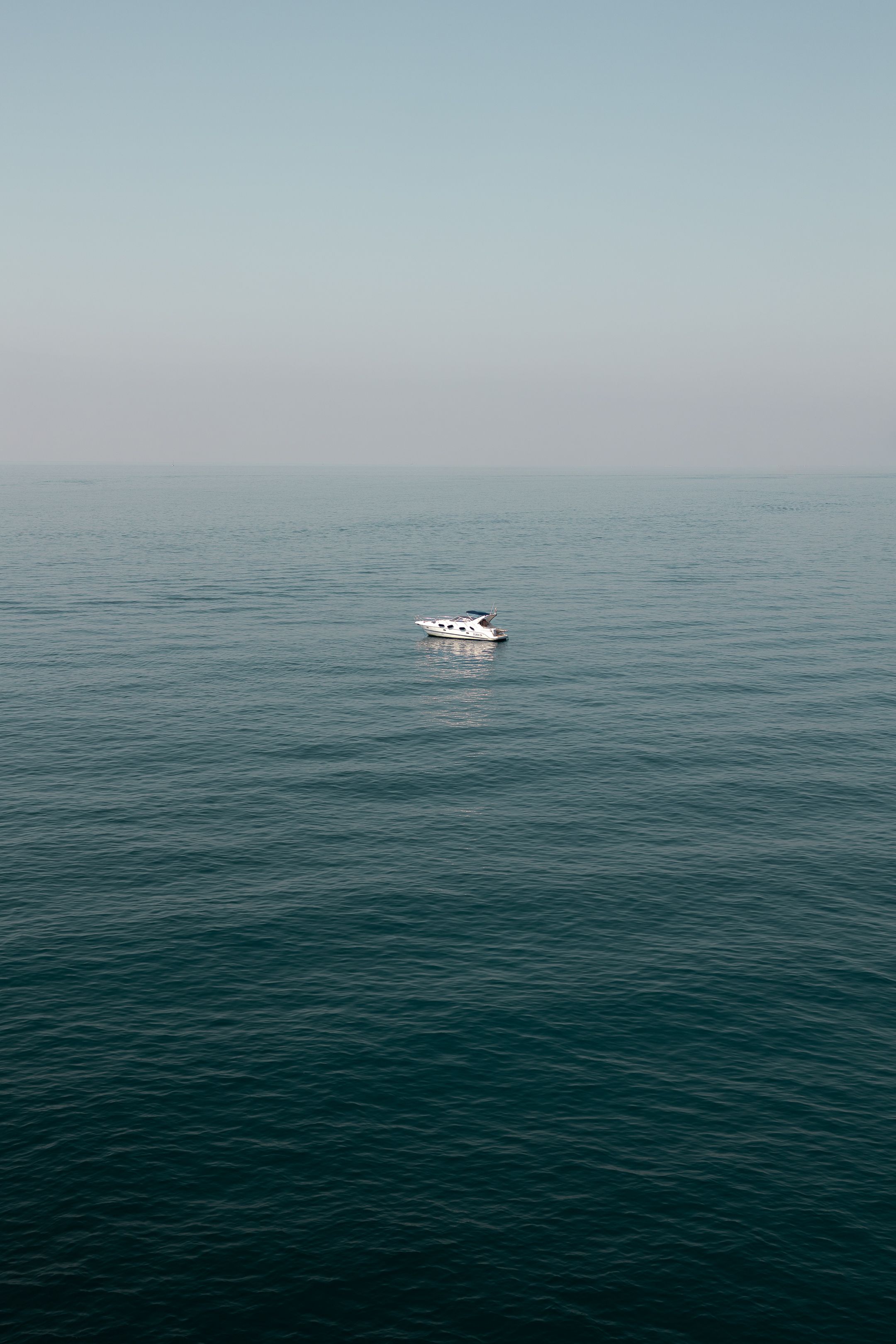 Perahu Yang Tenang Di Laut Di Cinqueterre · meta.free_stock.photo