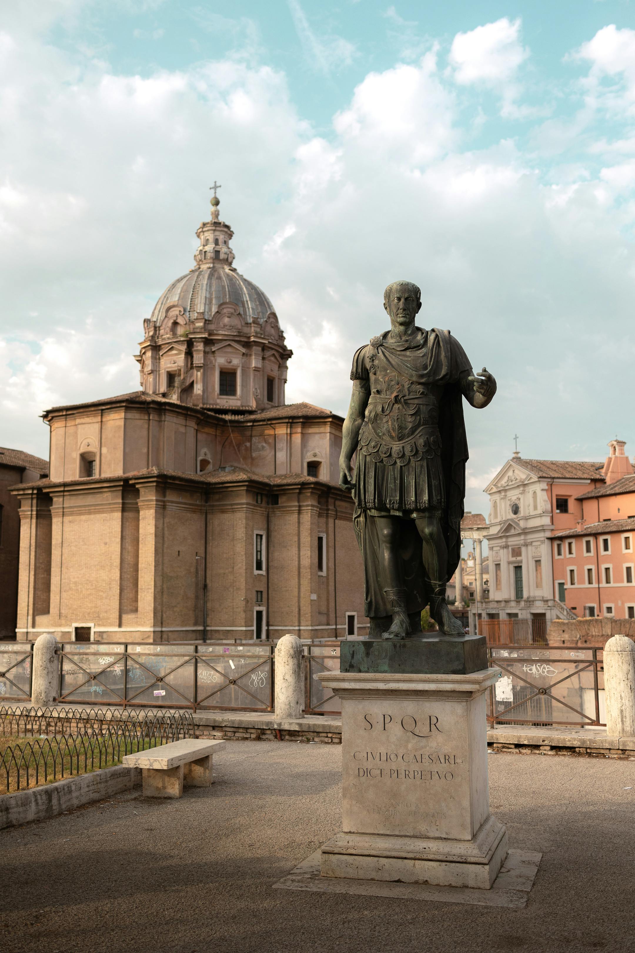 Ancient Roman Statue in Rome with Historic Architecture · Free Stock Photo
