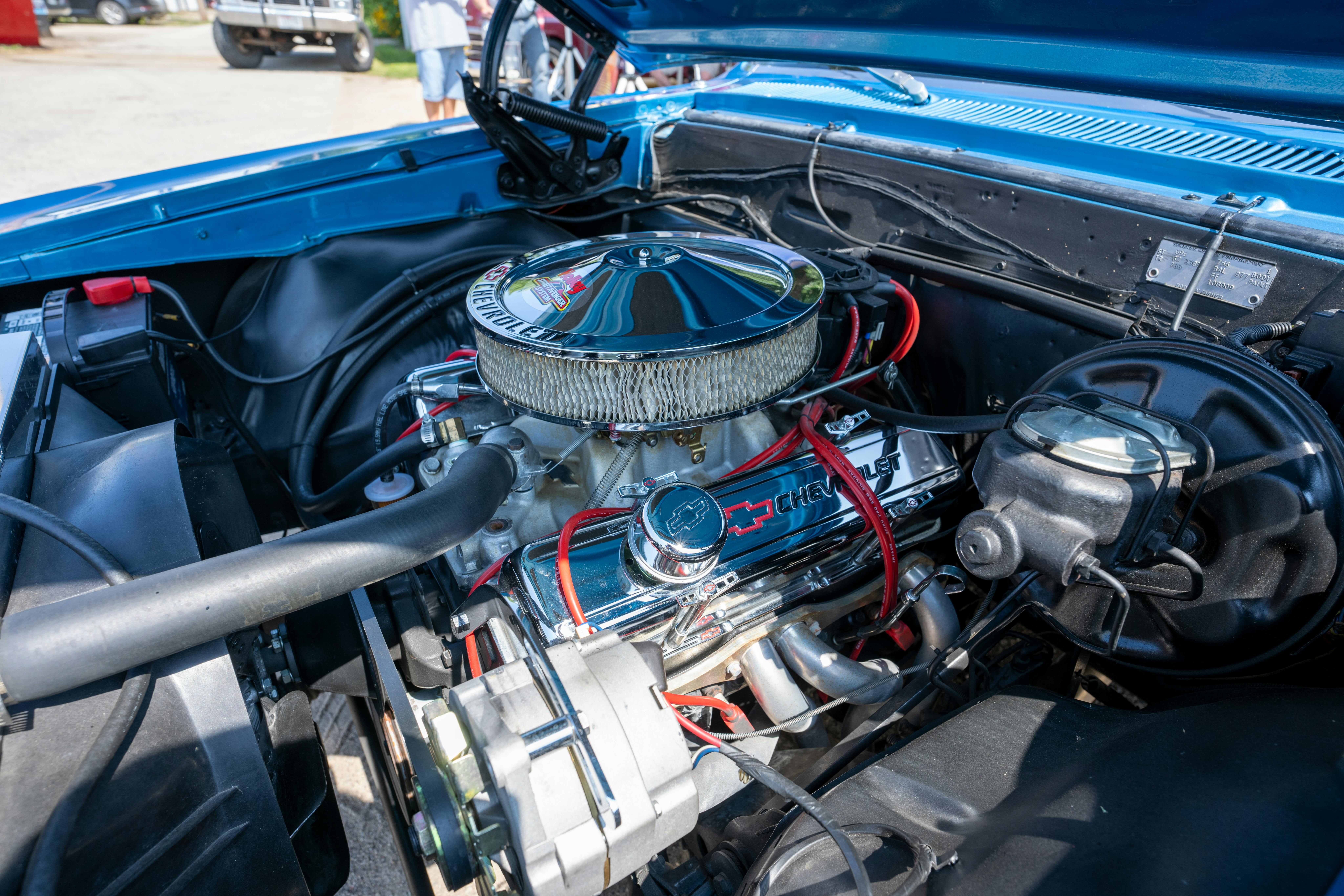 Close-up of Classic Car Chevrolet Engine Bay · Free Stock Photo