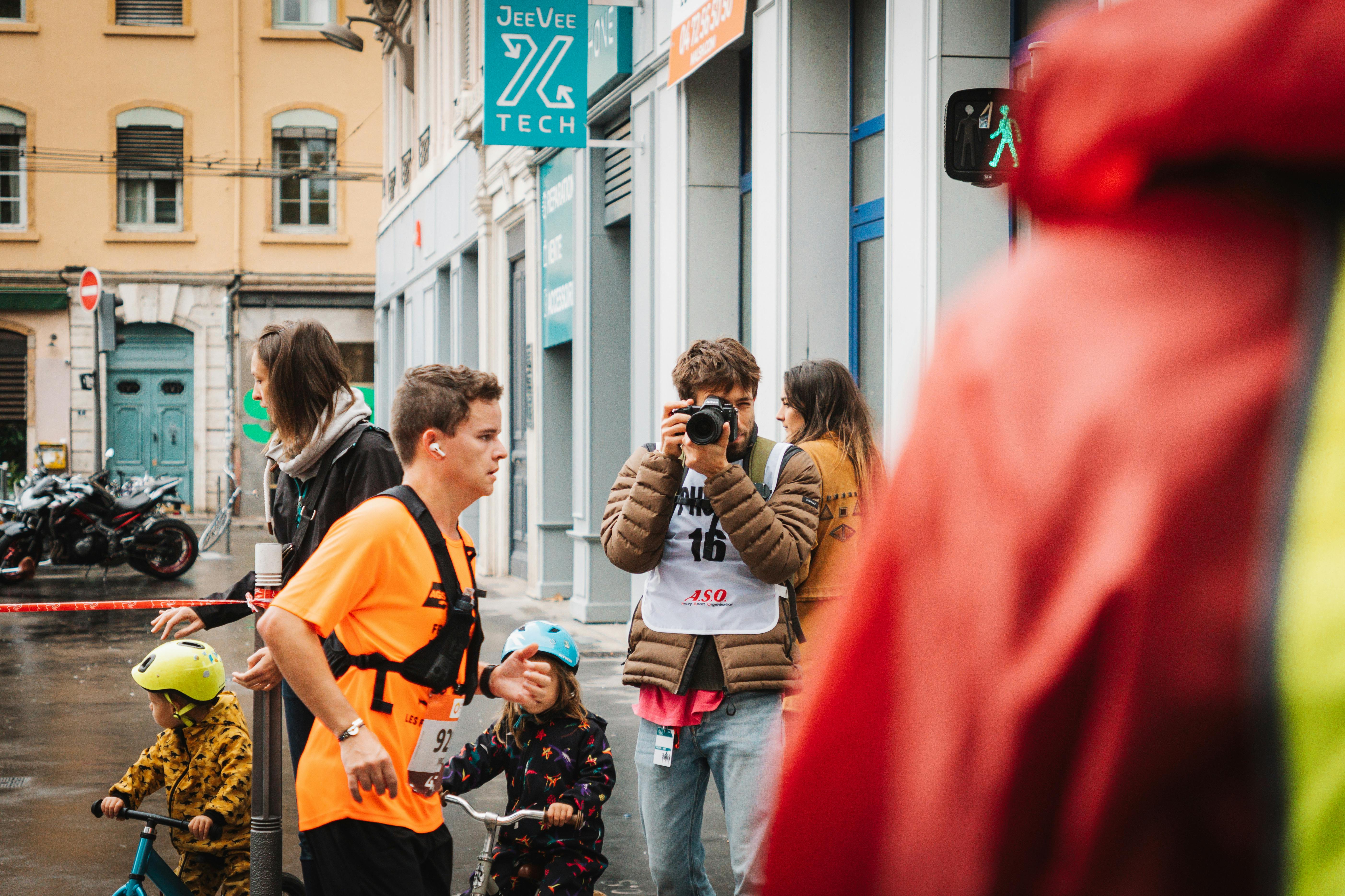 Urban Marathon Photographer Captures Action · Free Stock Photo