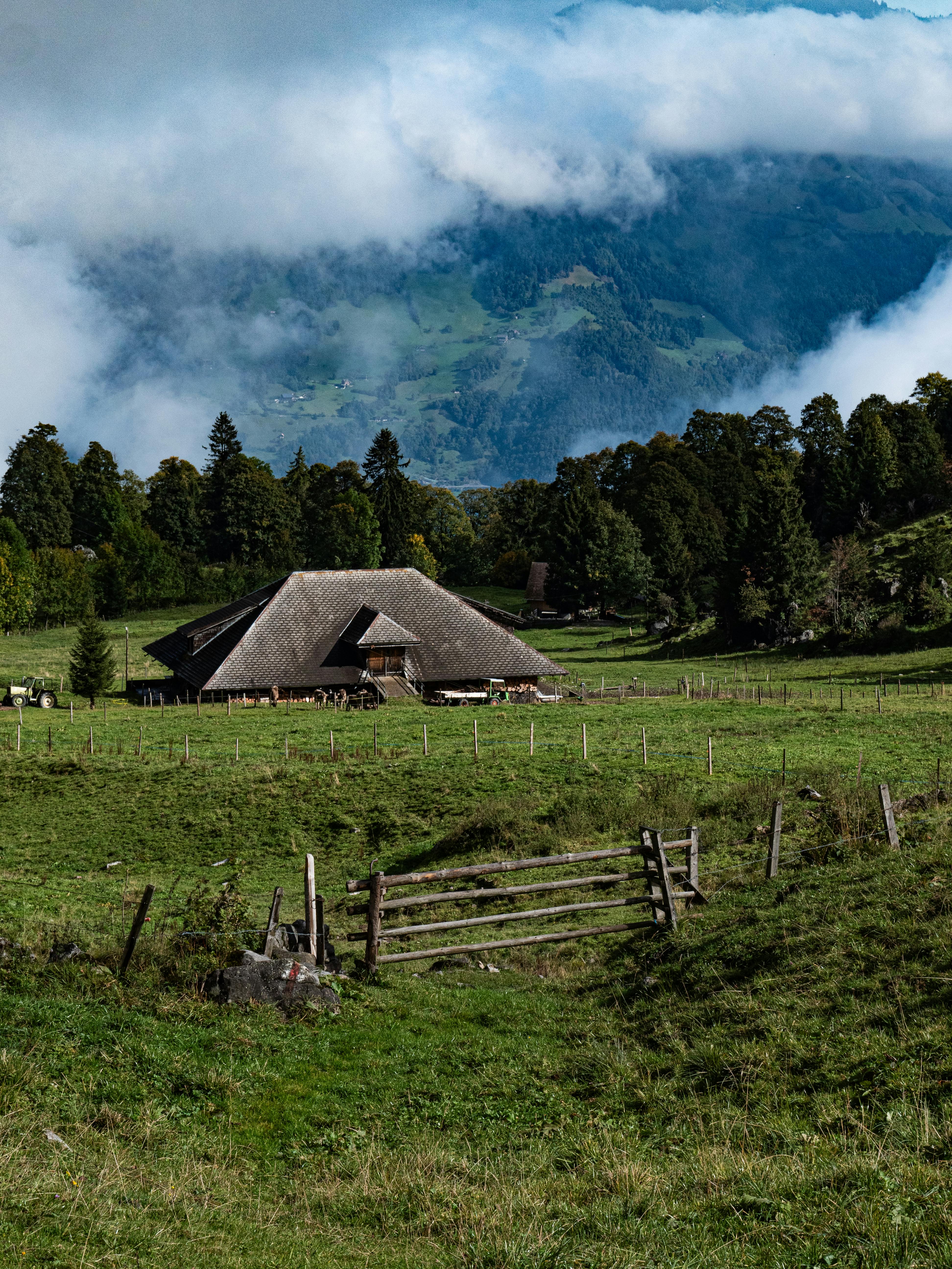 Idyllic Mountain Farmhouse in Lush Green Landscape · Free Stock Photo
