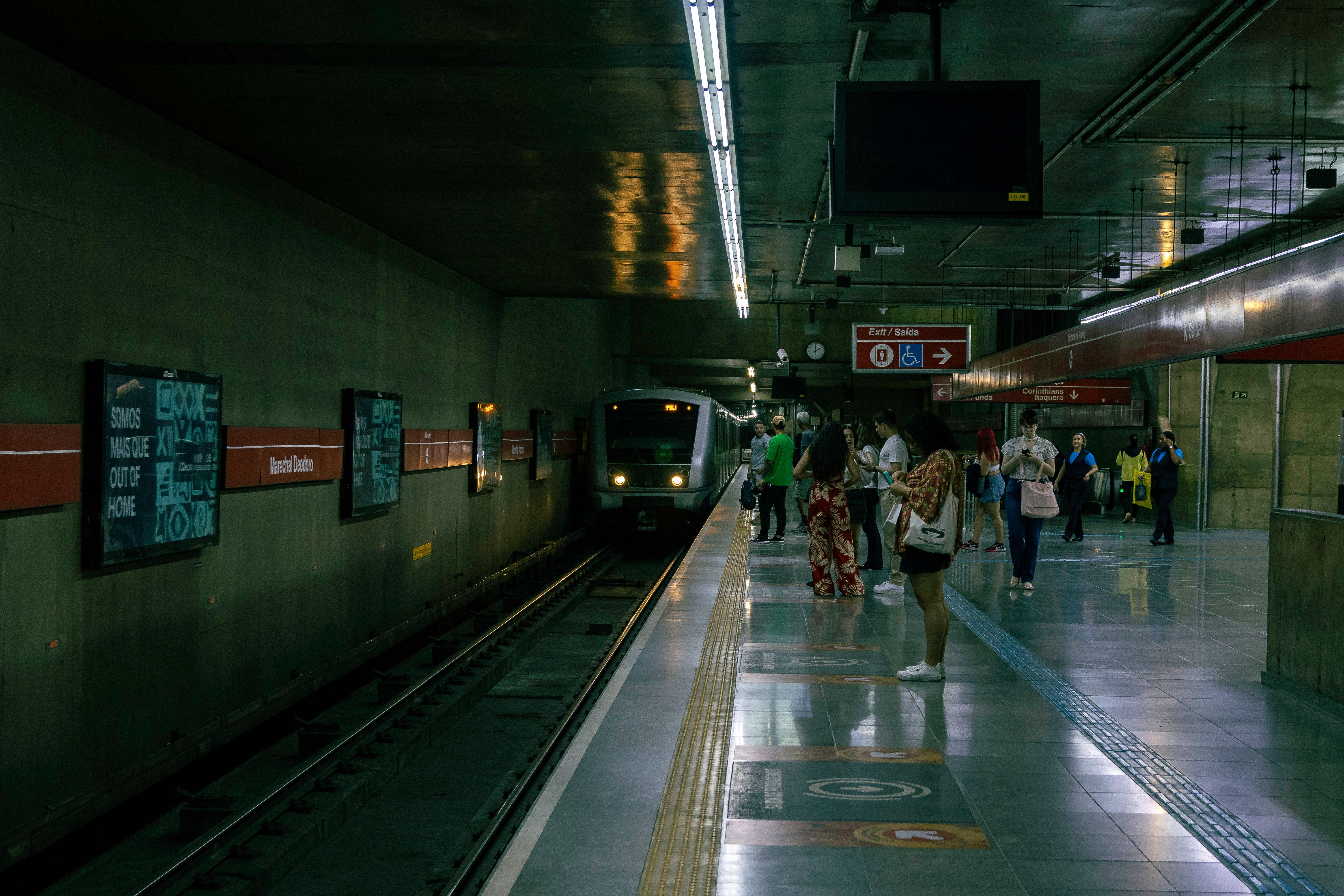Urban subway scene in São Paulo transit station · Free Stock Photo