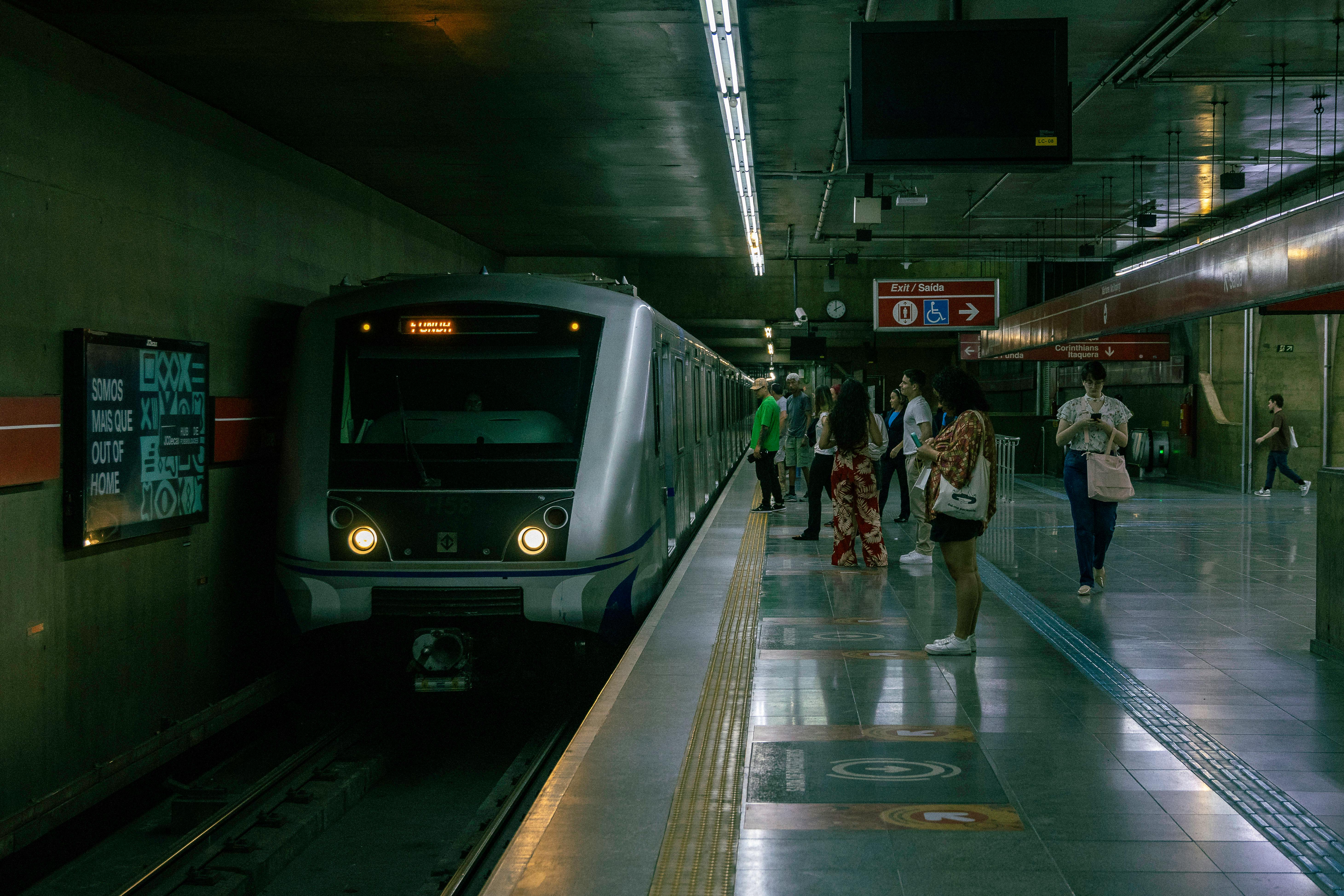 Station De Métro De São Paulo Avec Train Et Passagers · Photo gratuite