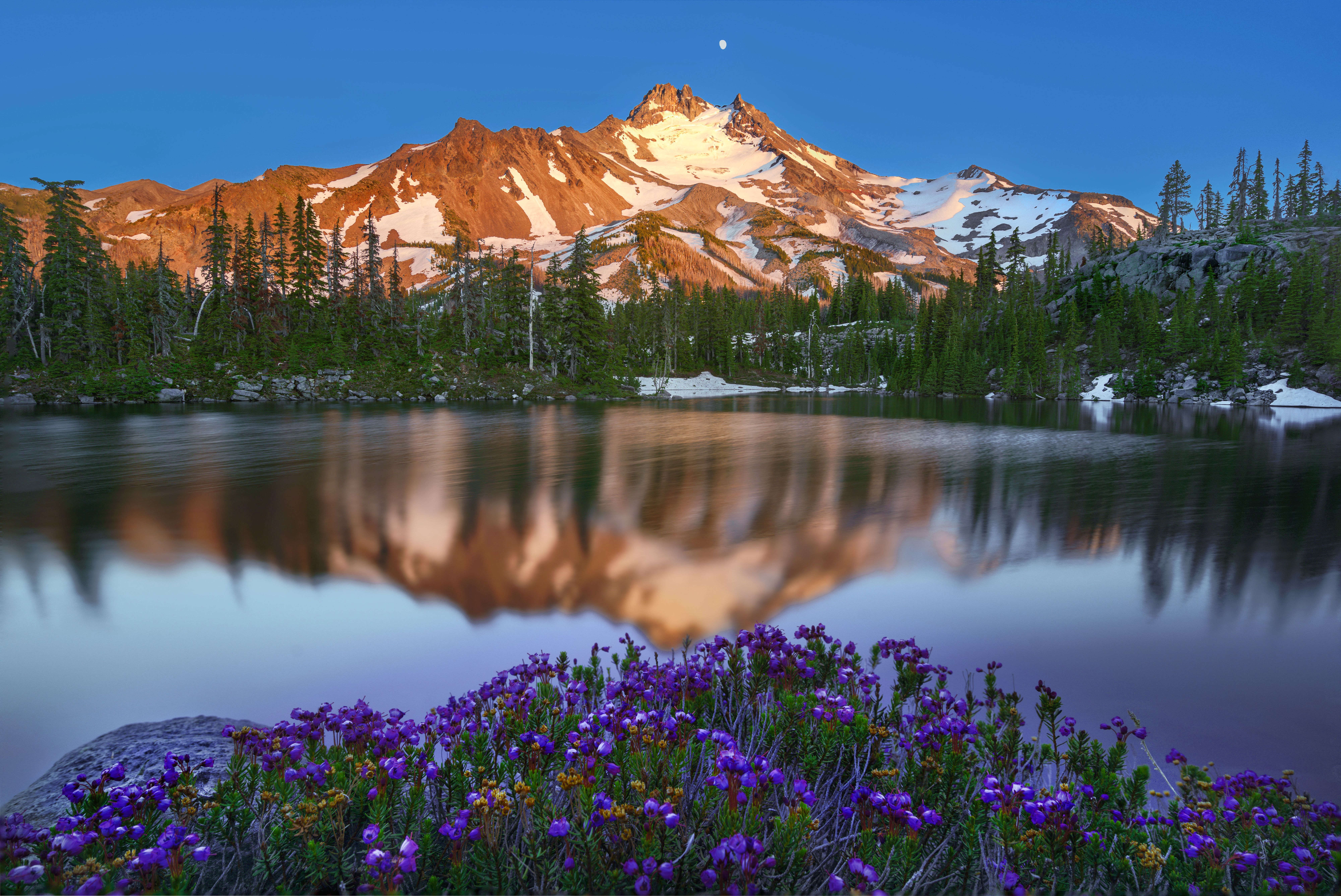 Scenic Alpine Lake with Mountain Reflection · Free Stock Photo