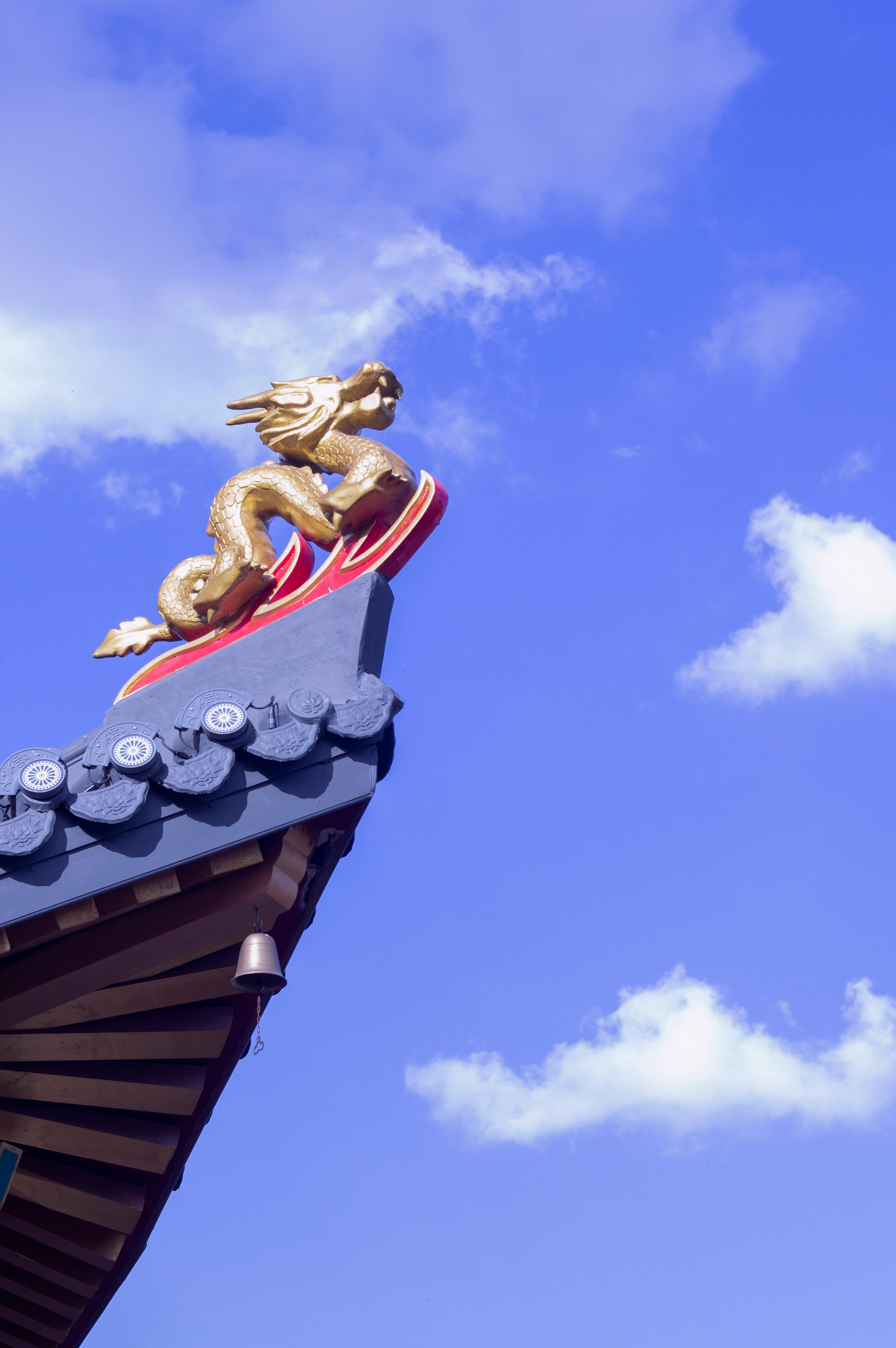 Naga Emas Di Sudut Atap Dengan Latar Belakang Langit Biru · Foto Stok ...