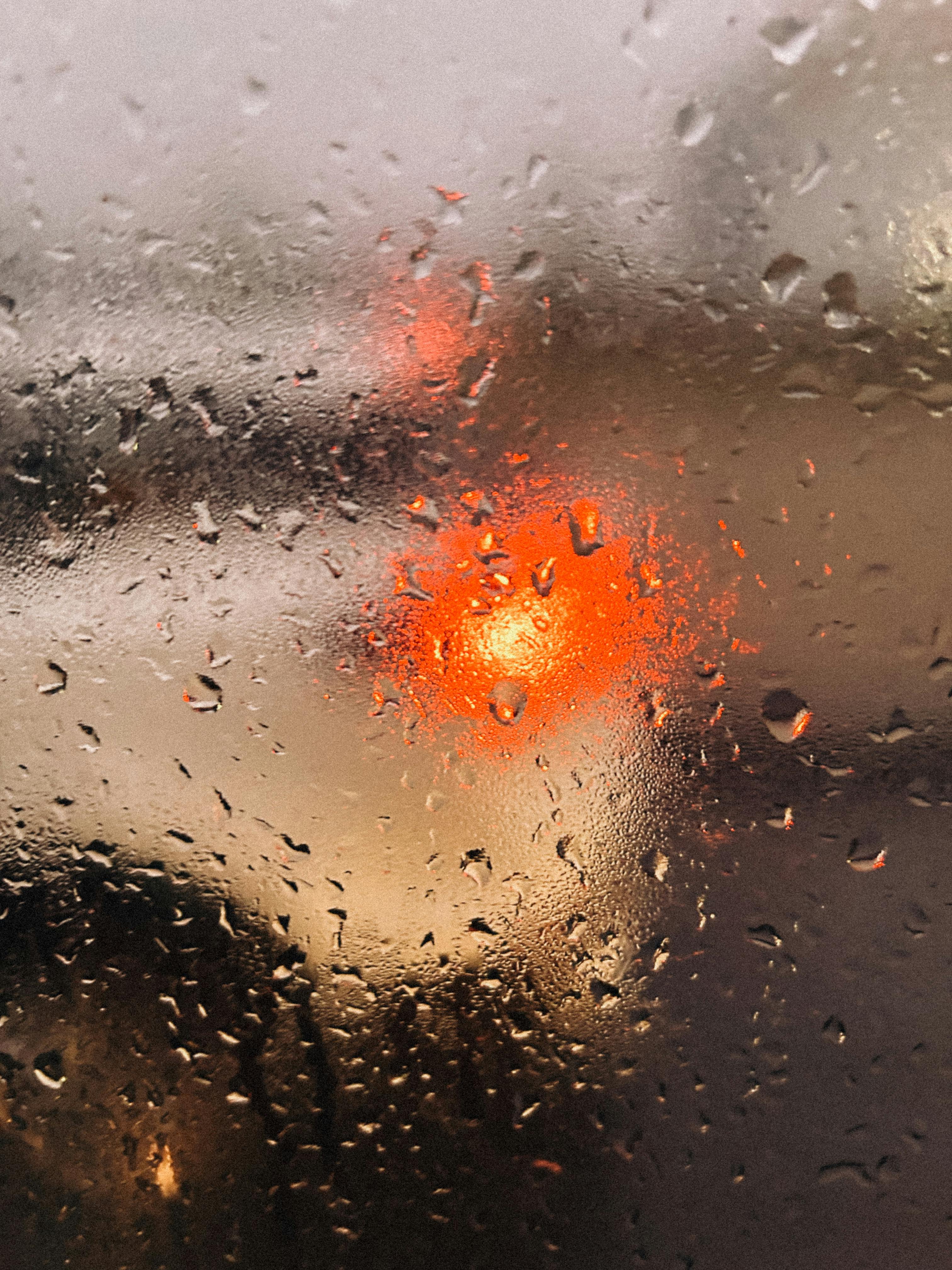 Abstract Raindrops on Window with Traffic Light · Free Stock Photo