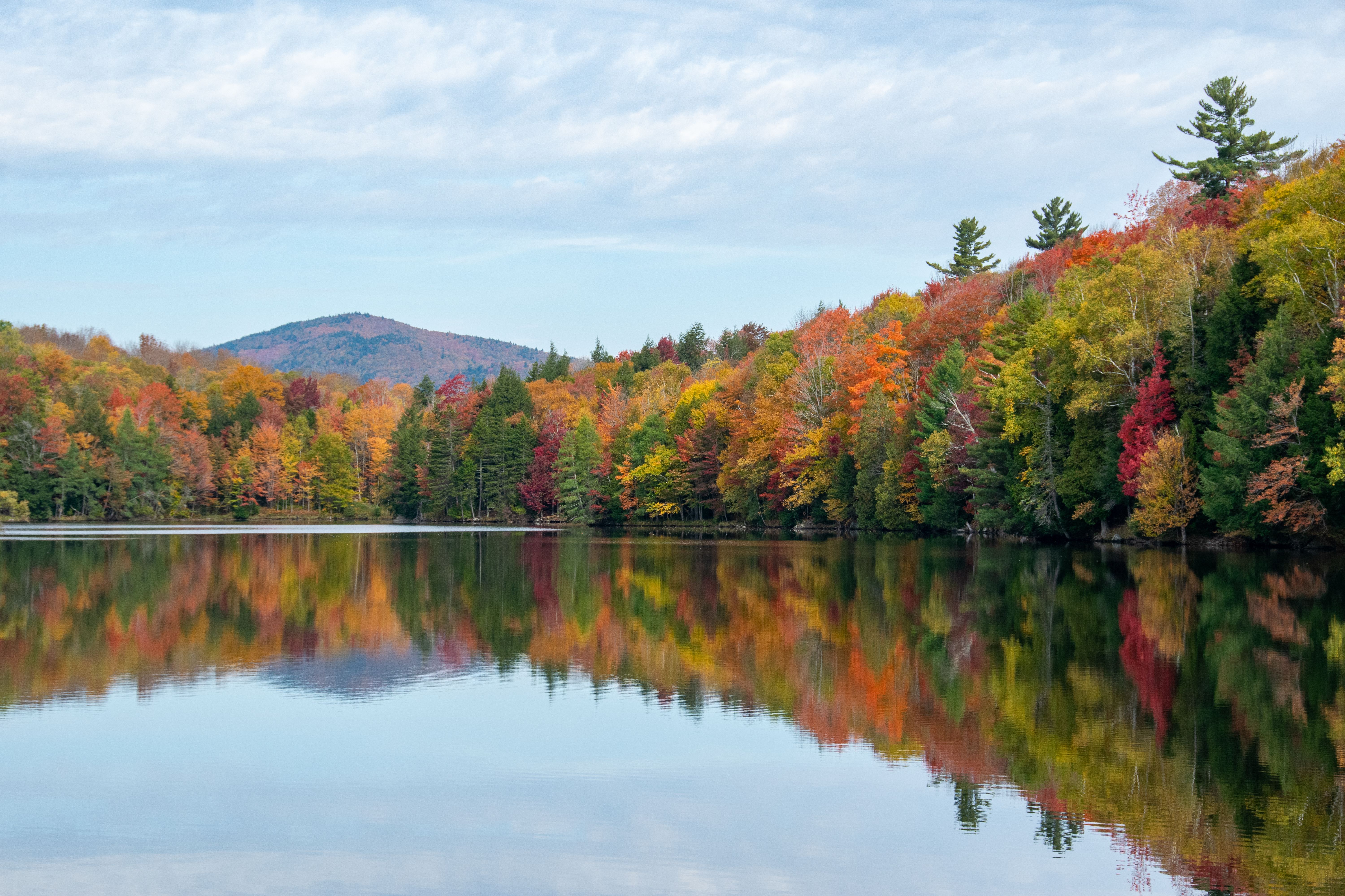 Stunning Autumn Reflection in Vermont's Scenic Lake · Free Stock Photo