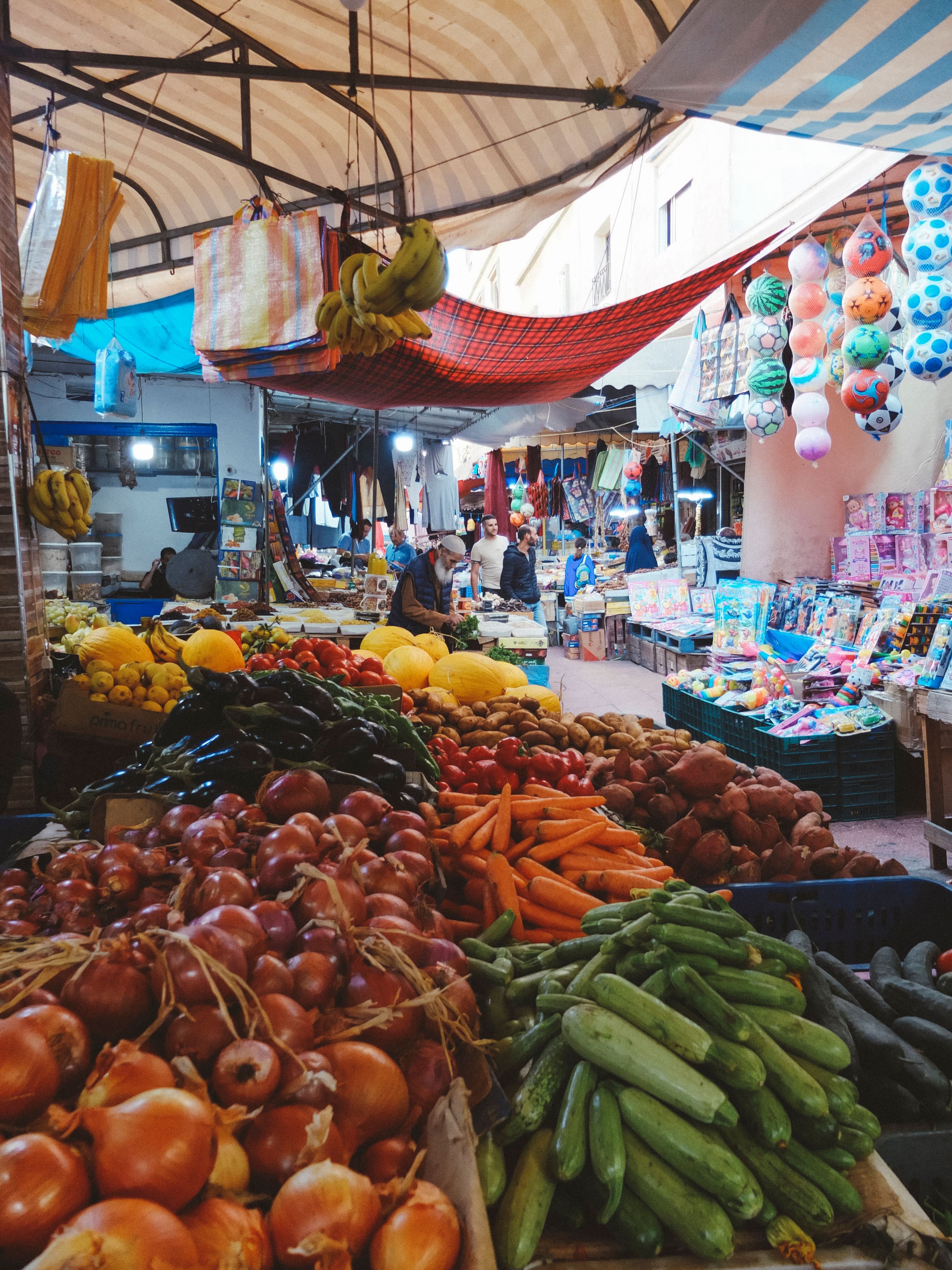 Vibrant Outdoor Market with Fresh Produce · Free Stock Photo