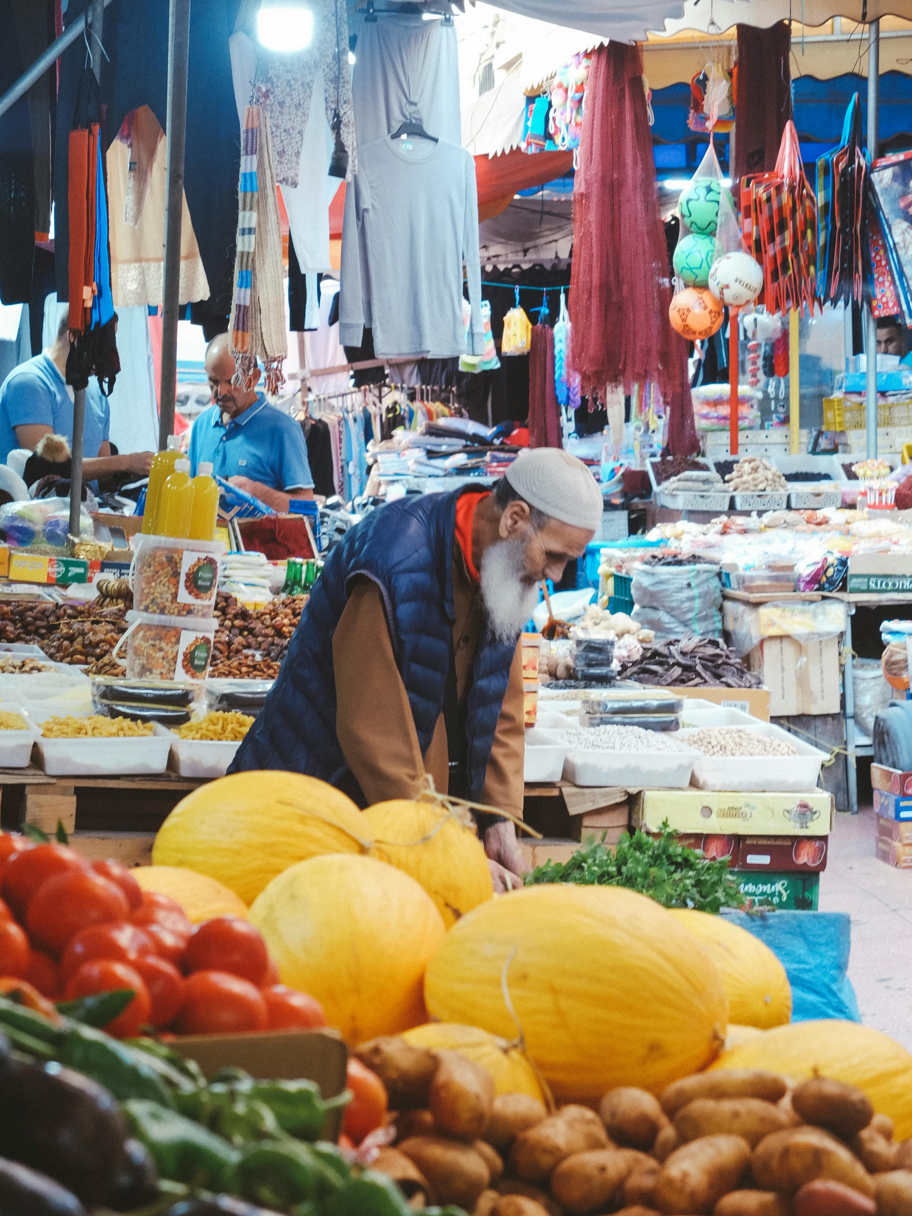 Pemandangan Pasar Yang Ramai Dengan Hasil Bumi Segar · Foto Stok Gratis