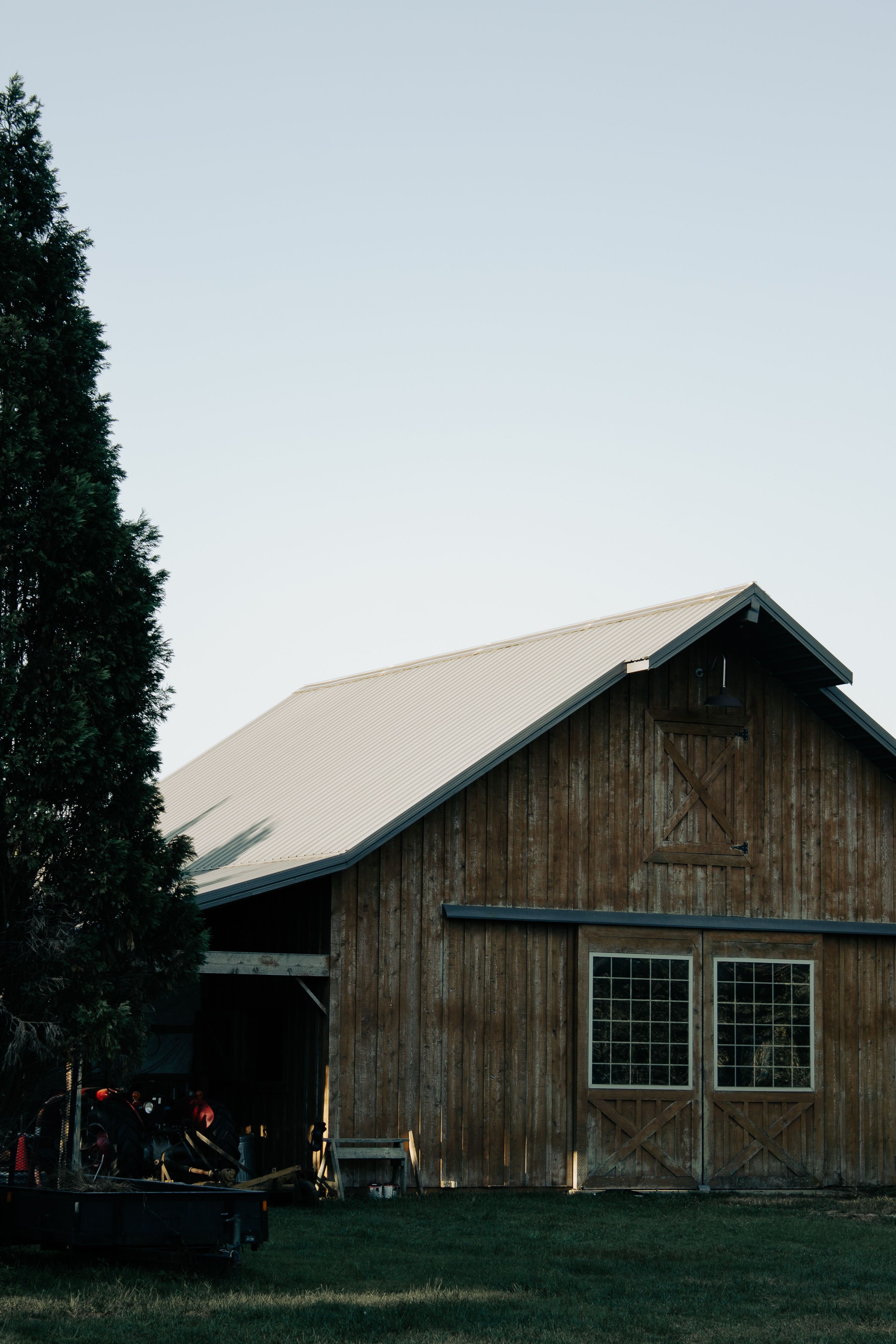 Rustic Wooden Barn in Peaceful Countryside · Free Stock Photo