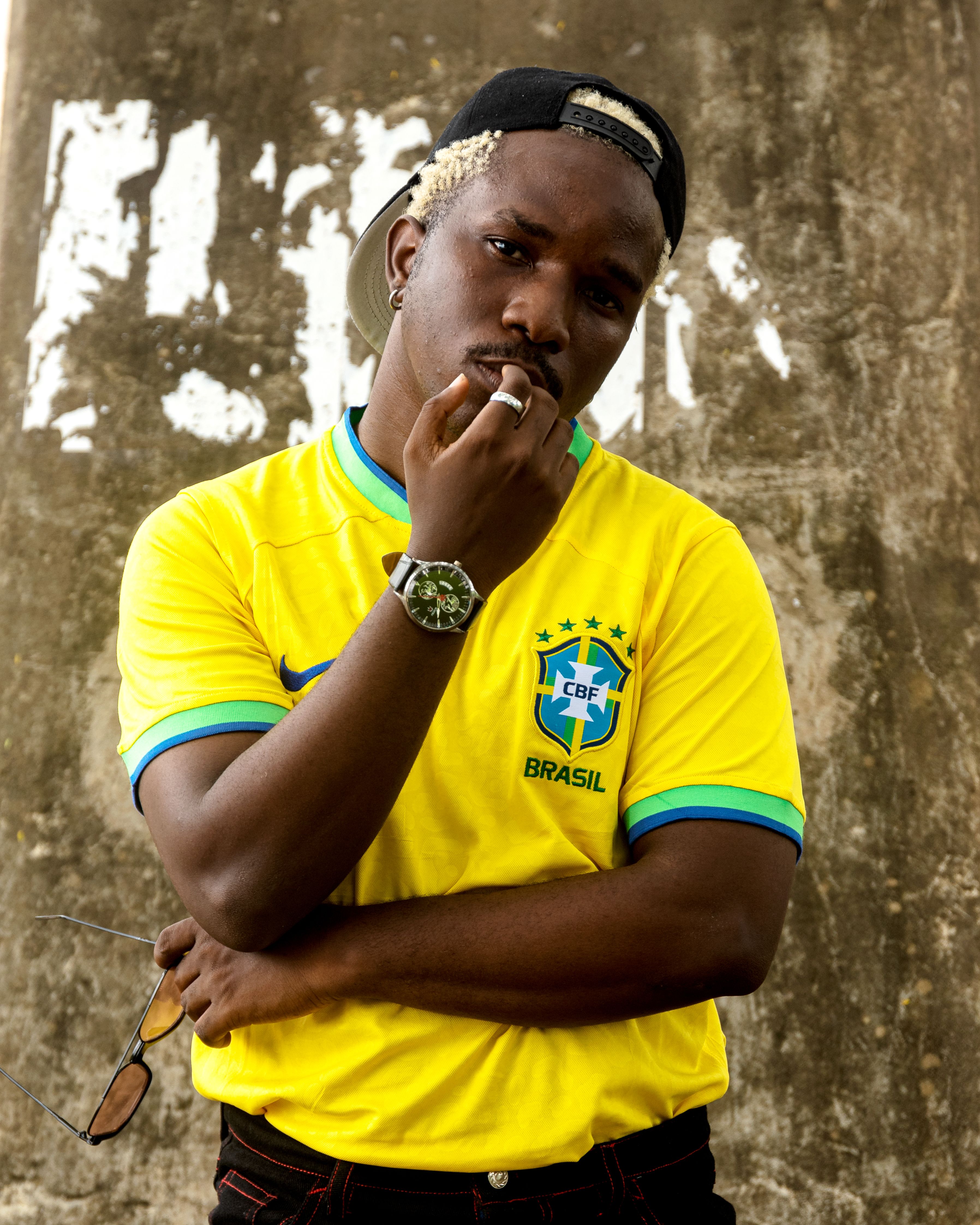 Un Homme En Maillot Brésilien Pose Pensivement · Photo gratuite