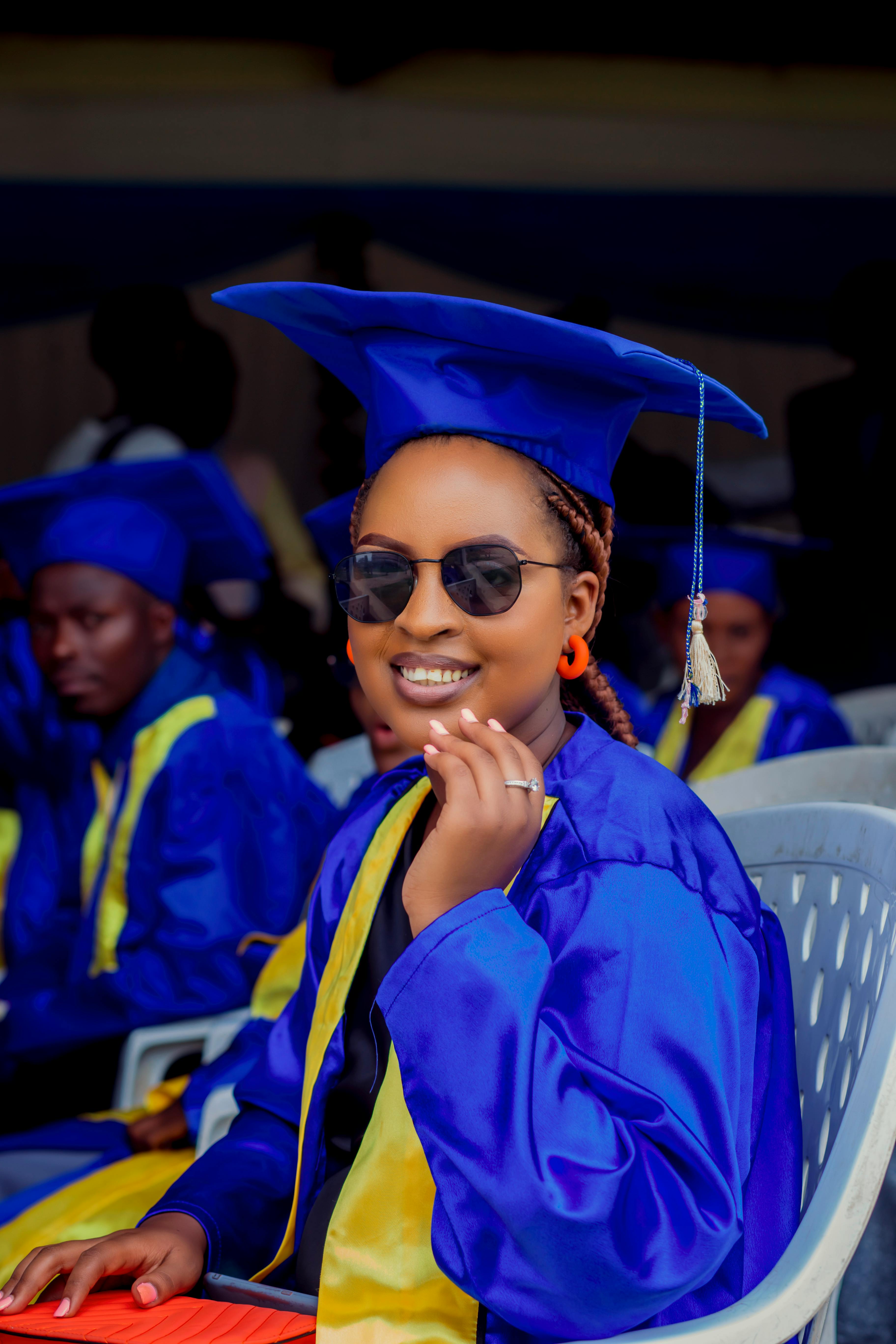 Graduado Sonriente Con Toga Y Birrete Azules En La Ceremonia · Foto de ...