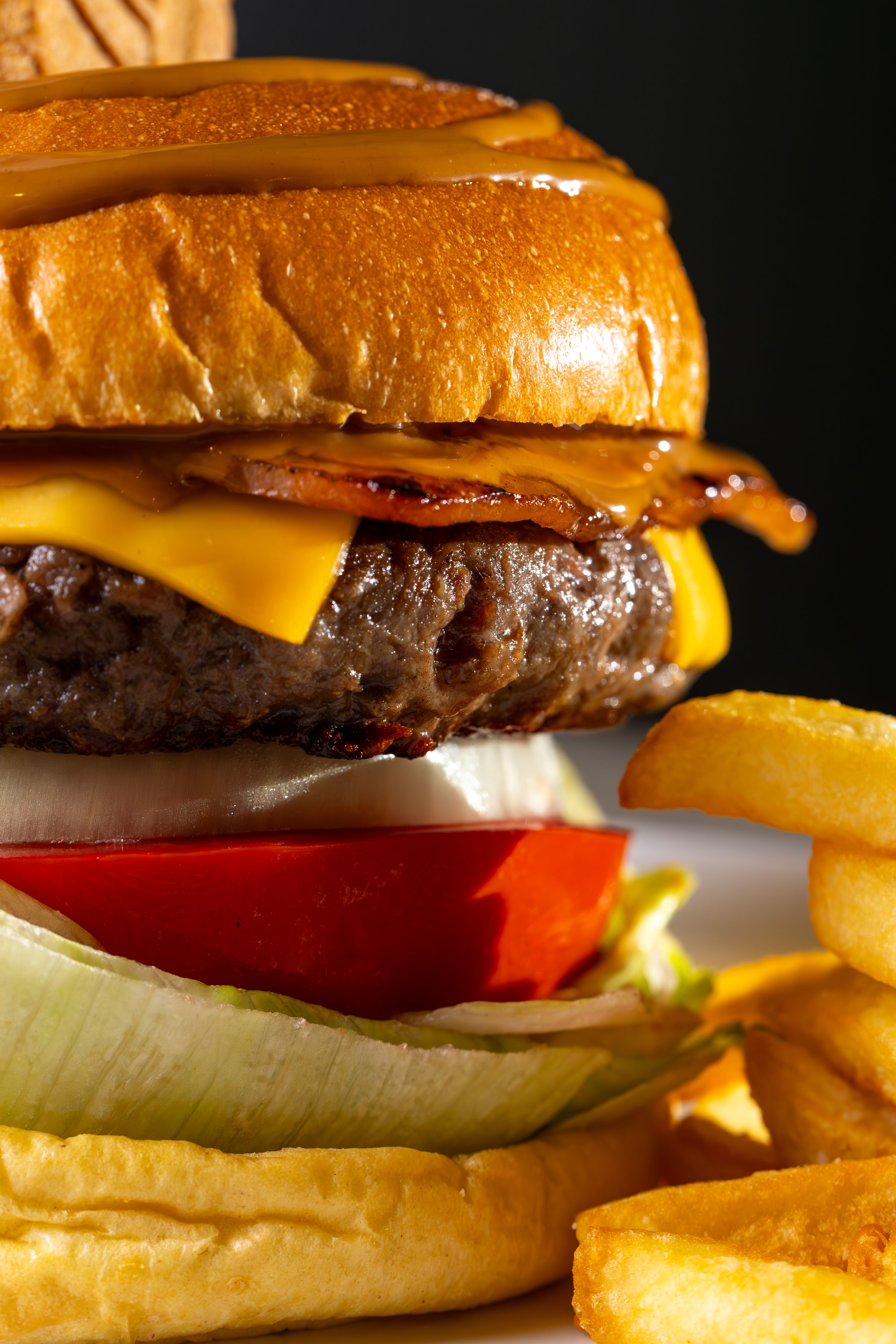 Foto Em Close De Um Cheeseburger Clássico Com Batatas Fritas · Foto ...