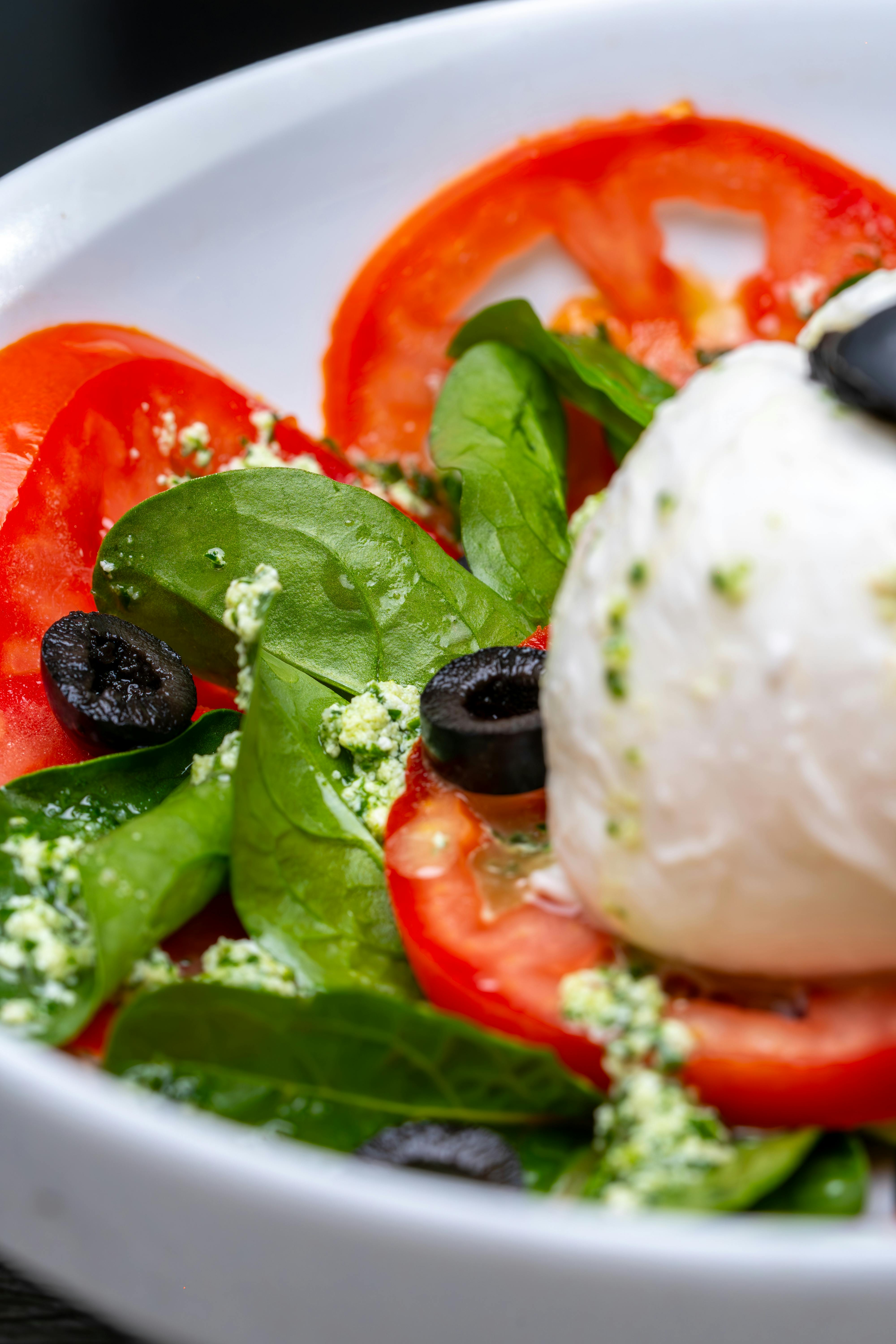 Ensalada Caprese Fresca Con Burrata Y Aceitunas · Foto de stock gratuita