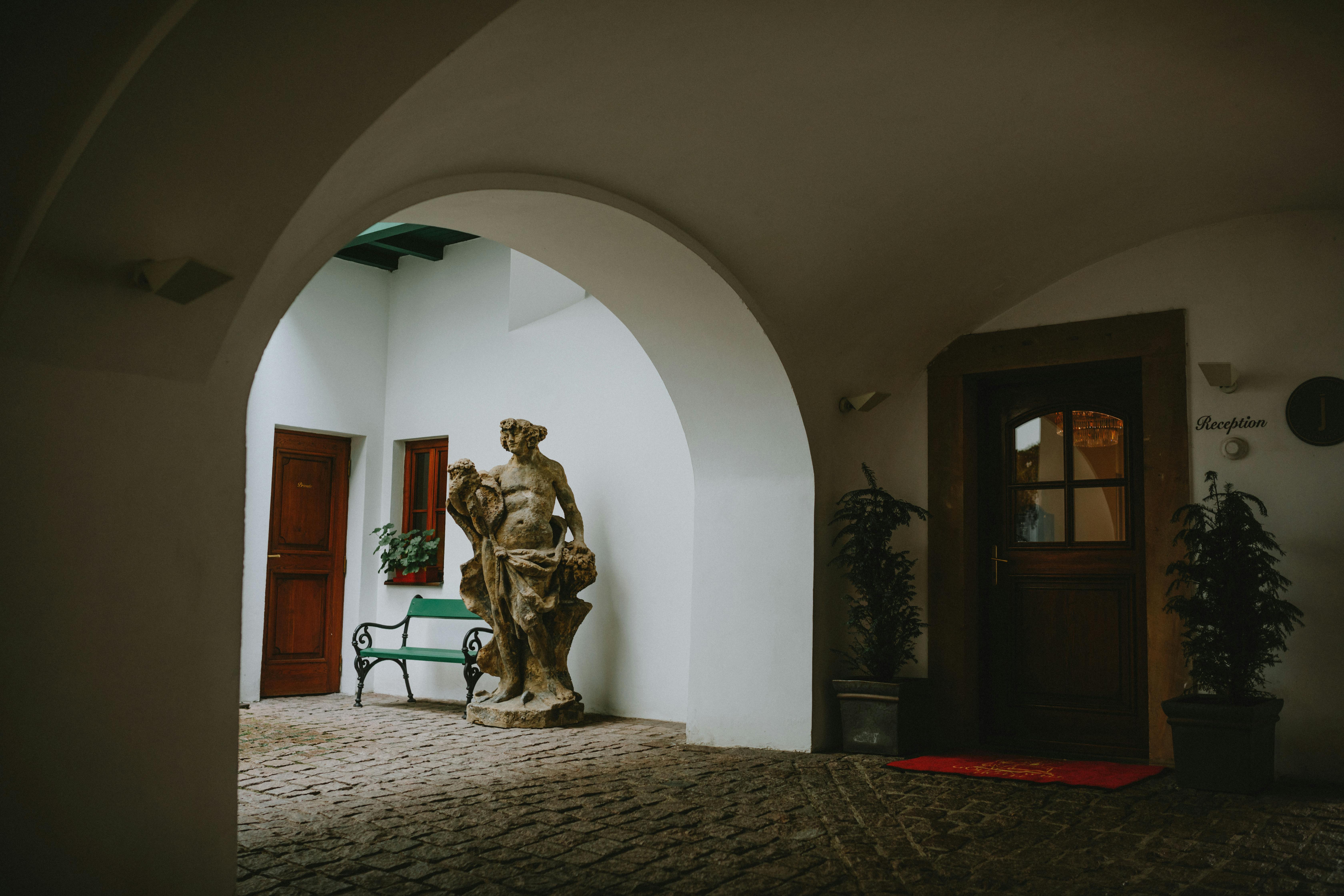Elegant Stone Statue in Intimate Courtyard · Free Stock Photo