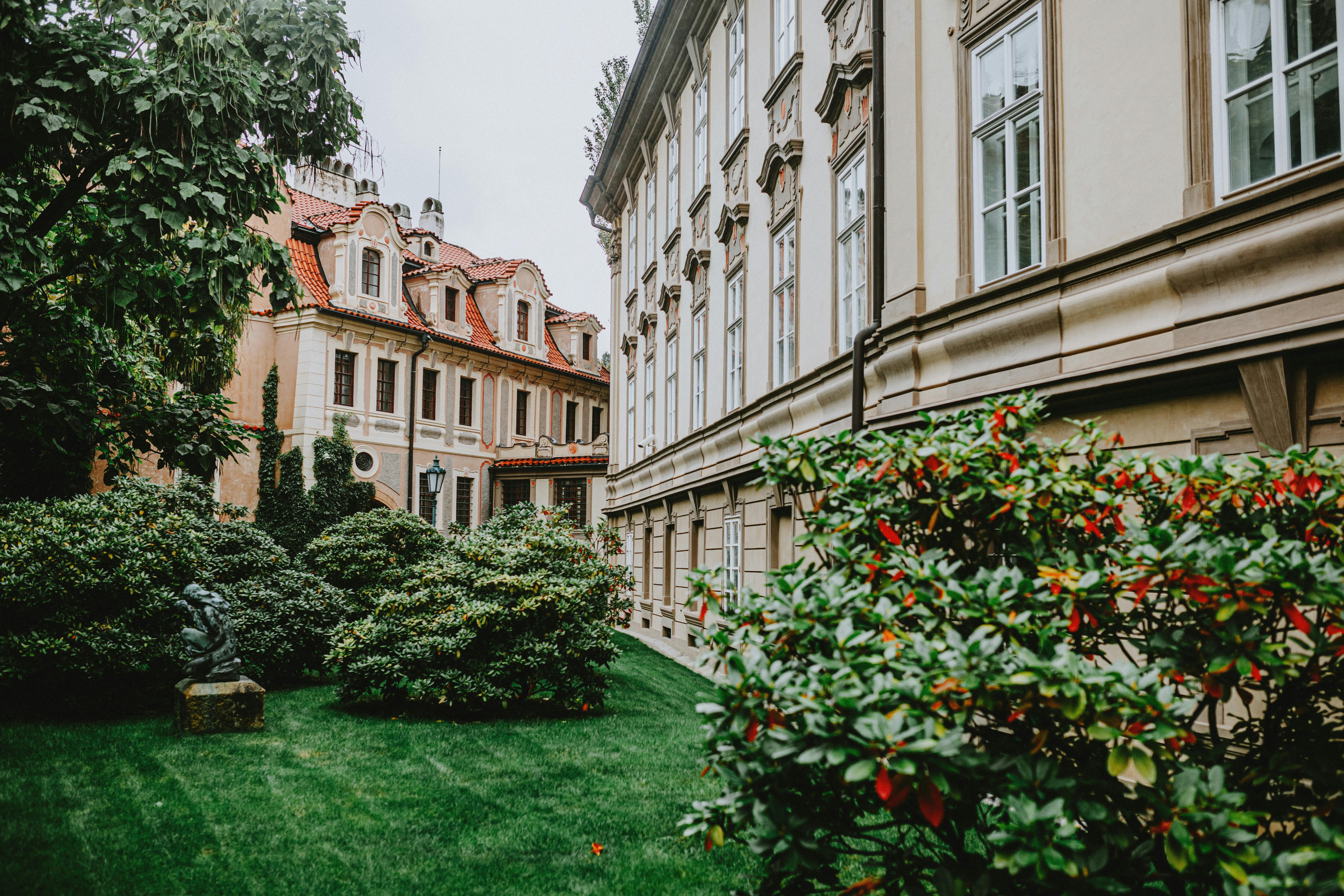 Elegant European Courtyard with Historic Architecture · Free Stock Photo