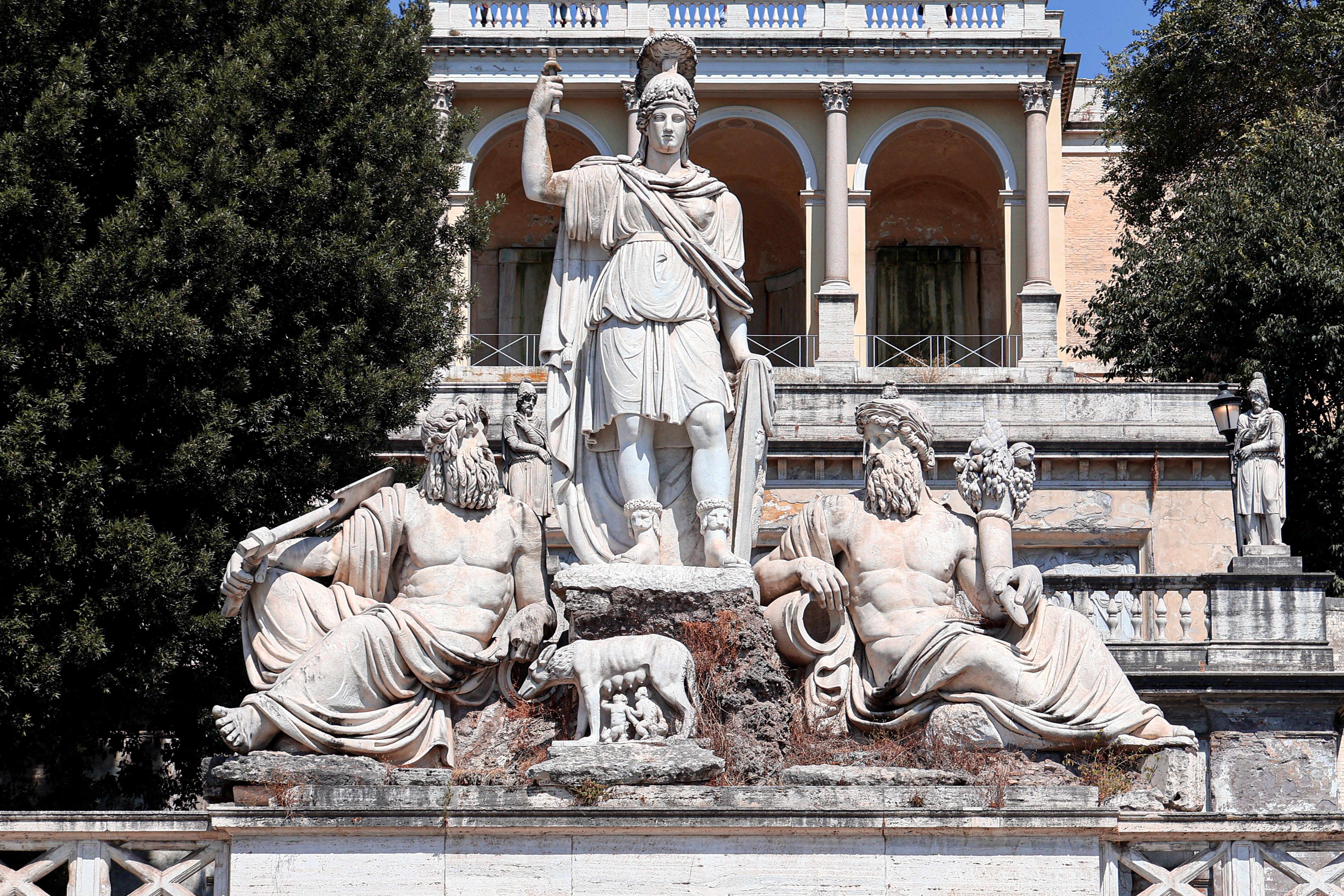 Majestuosas Estatuas Romanas En La Piazza Del Popolo · Foto de stock ...